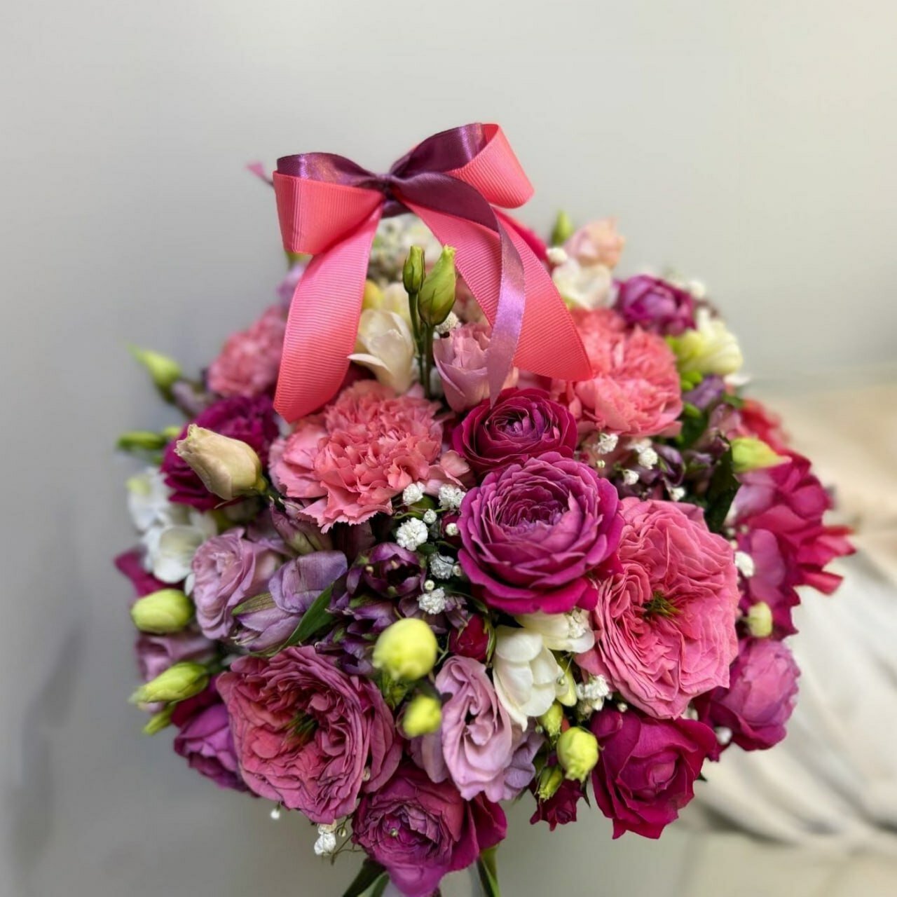 Сборный букет из роз, гвоздик с бантом
