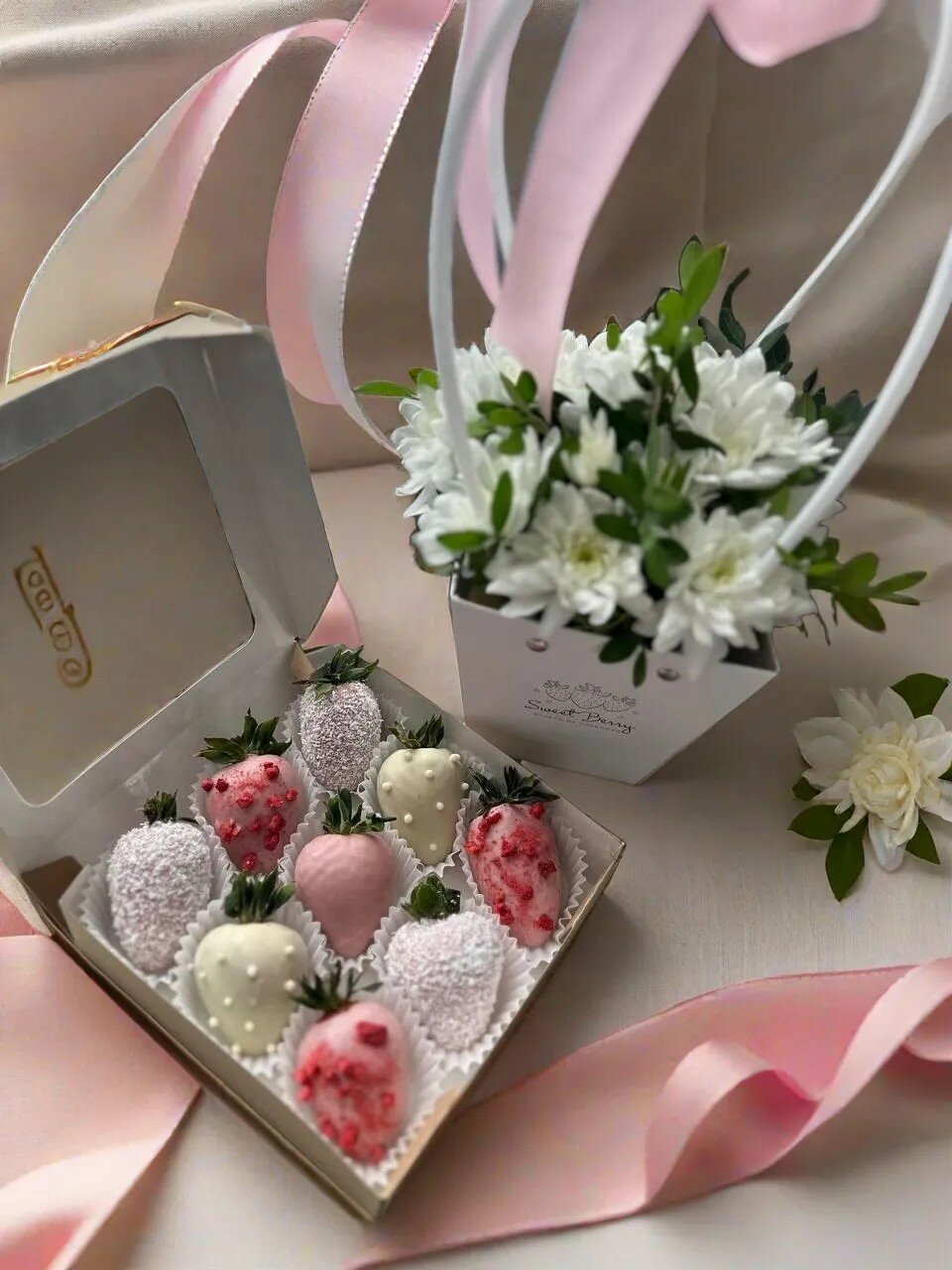 Клубника в шоколаде и композиция с кустовой хризантемой - "Удовольствие" Sweet Berry