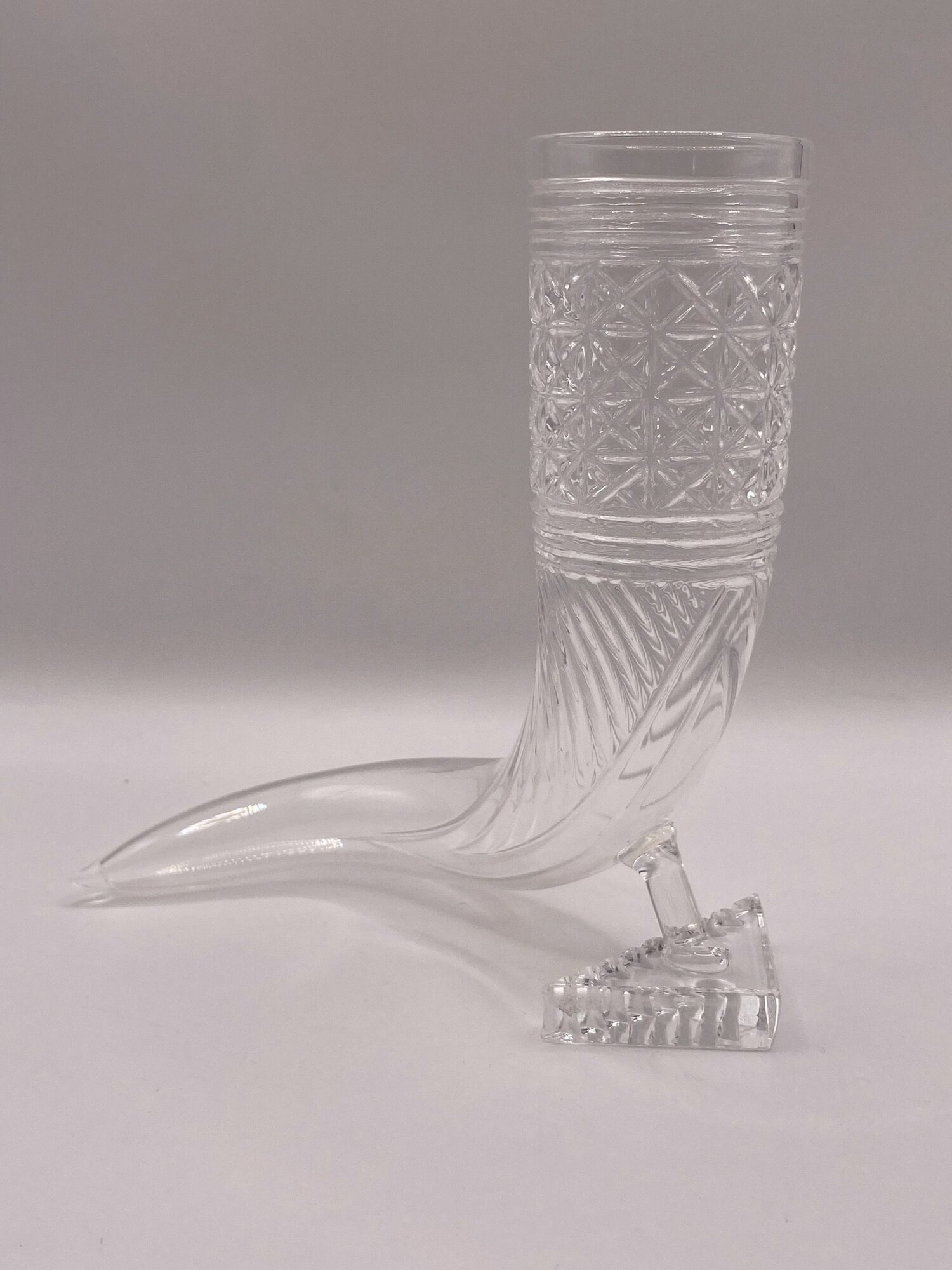 Рог для вина на подставке. Стекло. Рог изобилия. СССР. Лзхс. Скол на подставке.