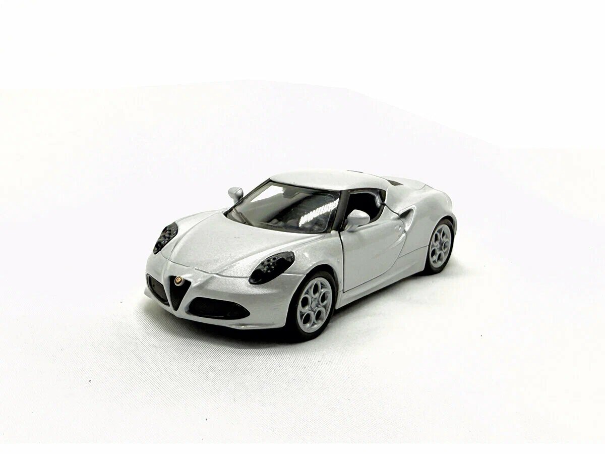 Машинка Welly Alfa Romeo 4C 43676W, инерционная, коллекционная, масштаб 1:35, серебристая
