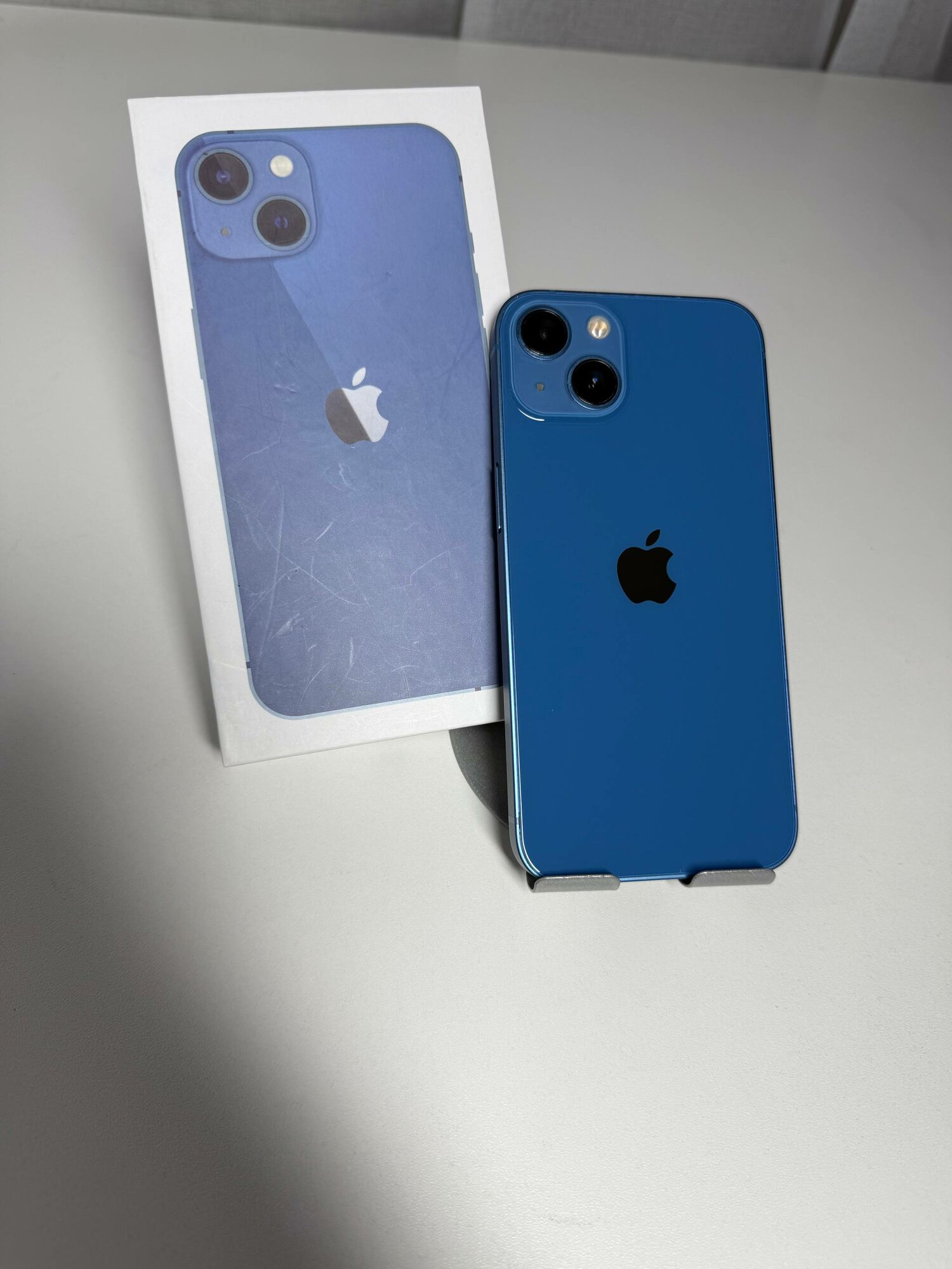 Б/У Смартфон Apple iPhone 13 128 ГБ, синий, экран 6,1"