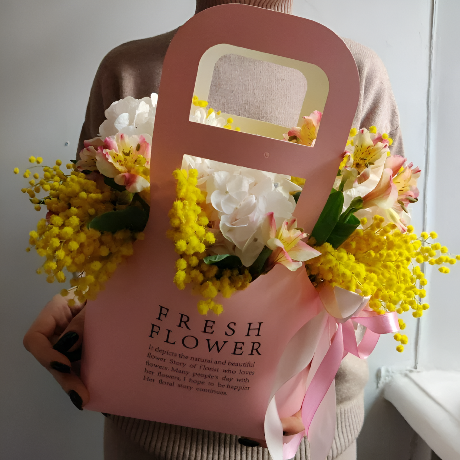 Весенняя сумочка с мимозой и альстромерией