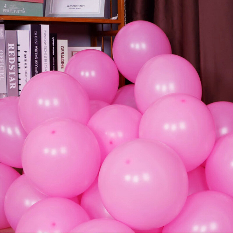 Оформление сцены с воздушными шарами для выпускного, открытия, свадьбы, дня рождения. Арка из латексных утолщенных красных шаров.