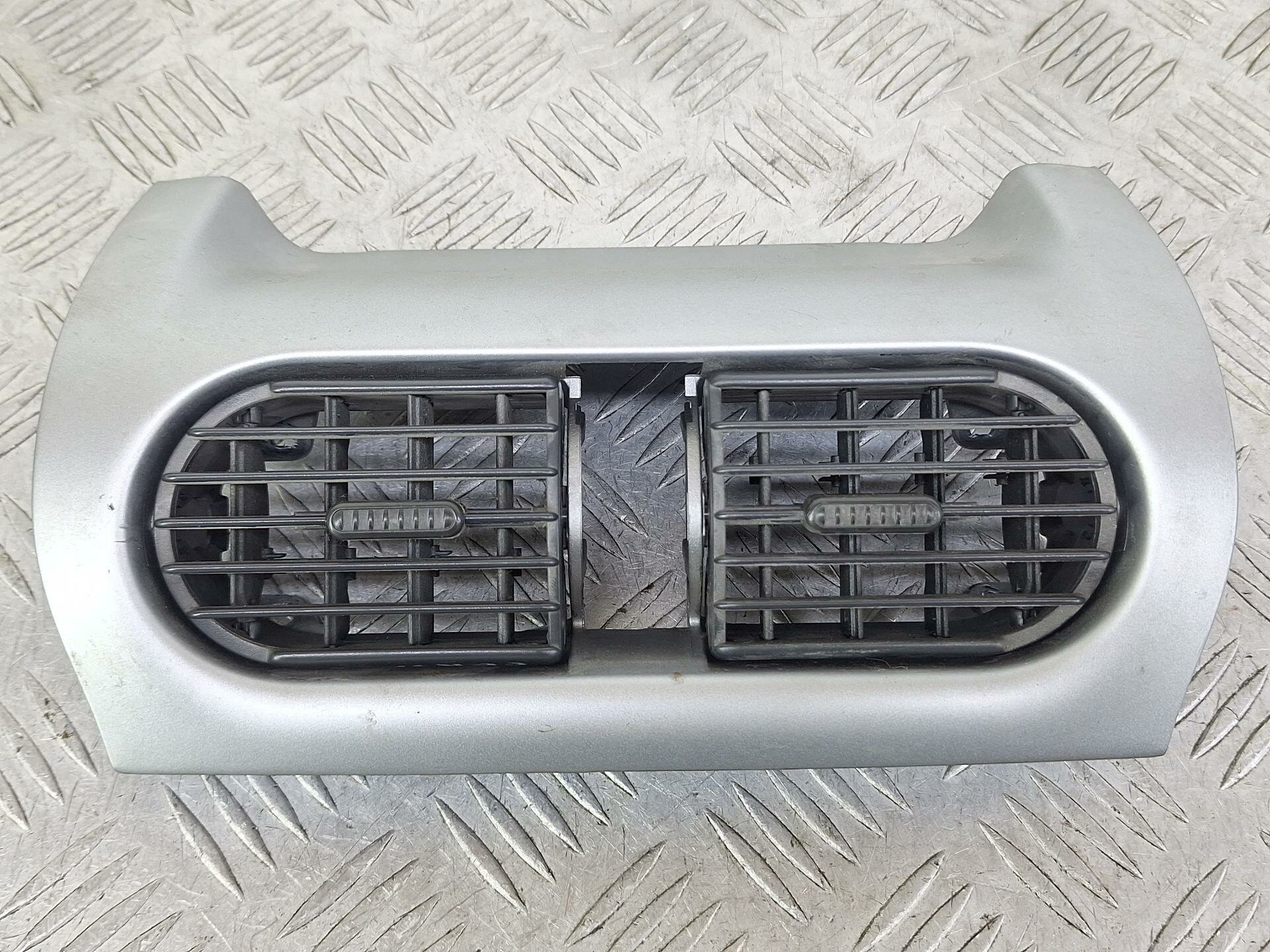 Дефлектор обдува салона центральный Opel Corsa C 2003 13174176