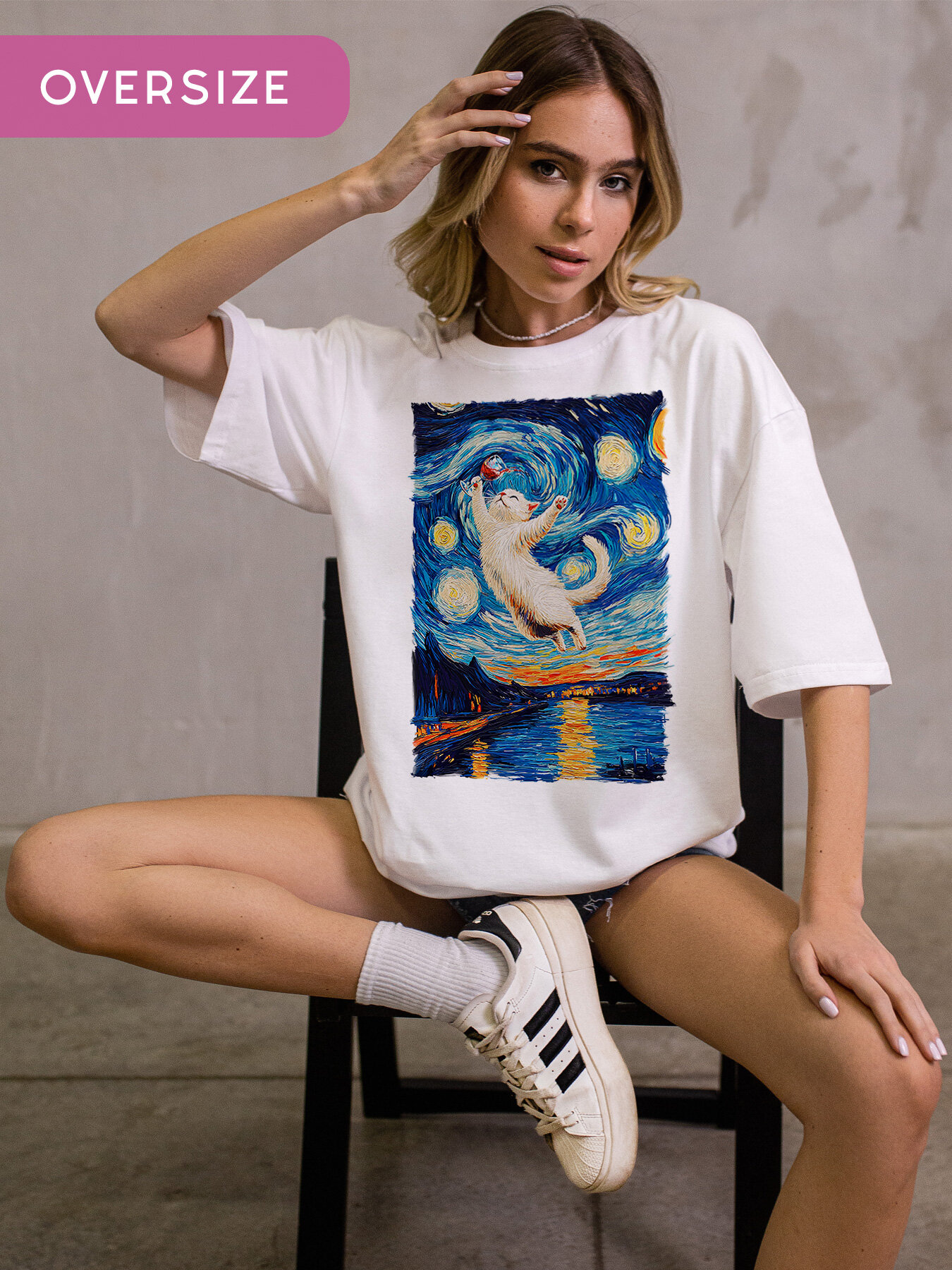 Футболка оверсайз светящаяся с принтом Кошечка с вином