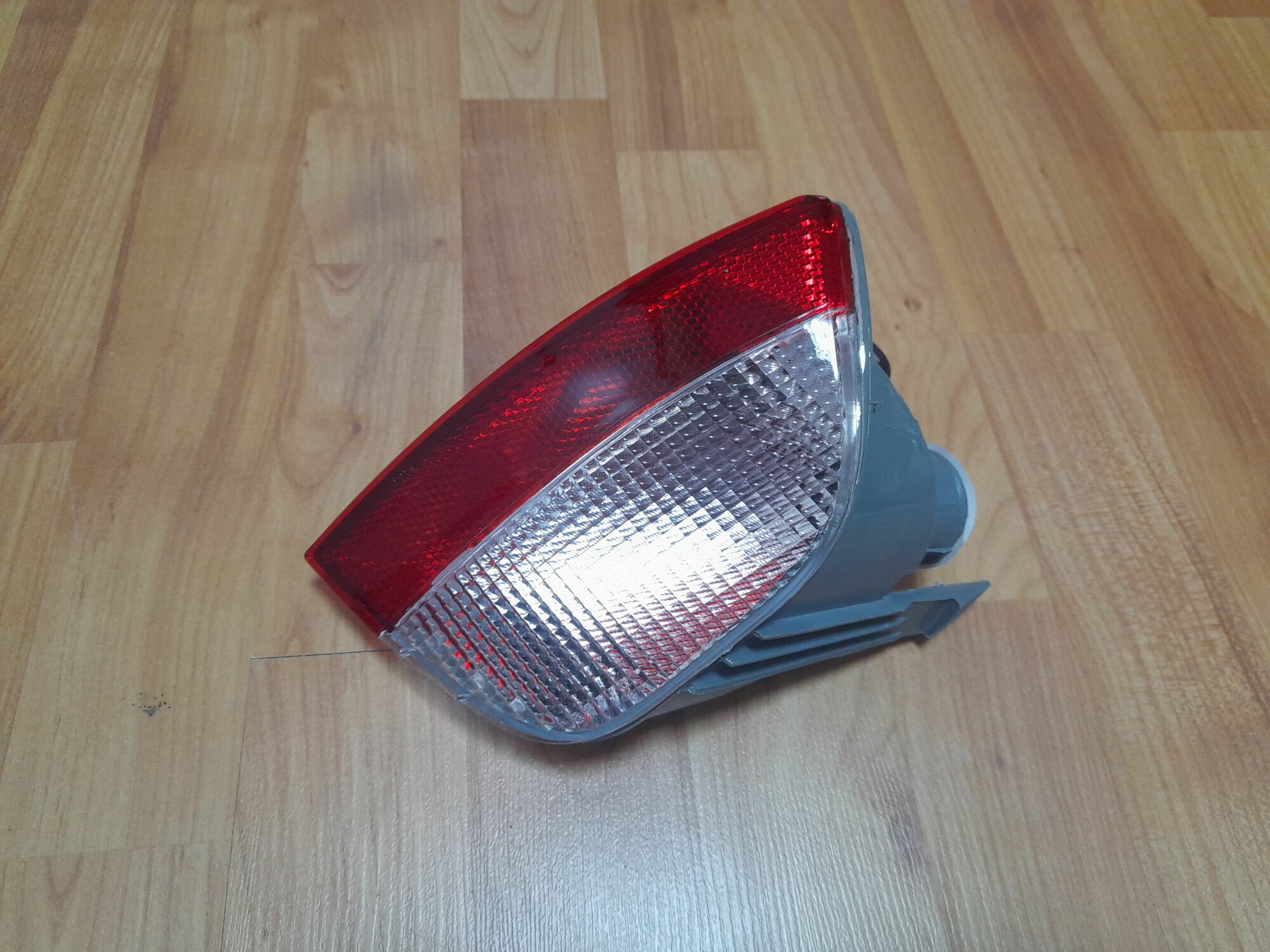 Фонарь правый в задний бампер (фонарь заднего хода) на Форд Фокус 2 дорестайлинг хэчбек (2005-2007 г. в.)