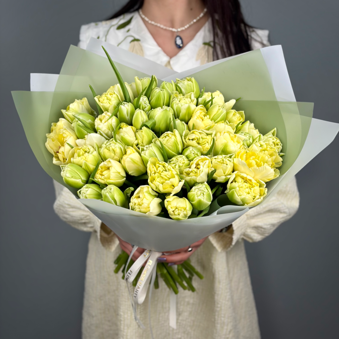 Букет из 51 светлых пионовидных тюльпанов в стильной упаковке. «365 Поводов» - живые цветы с доставкой