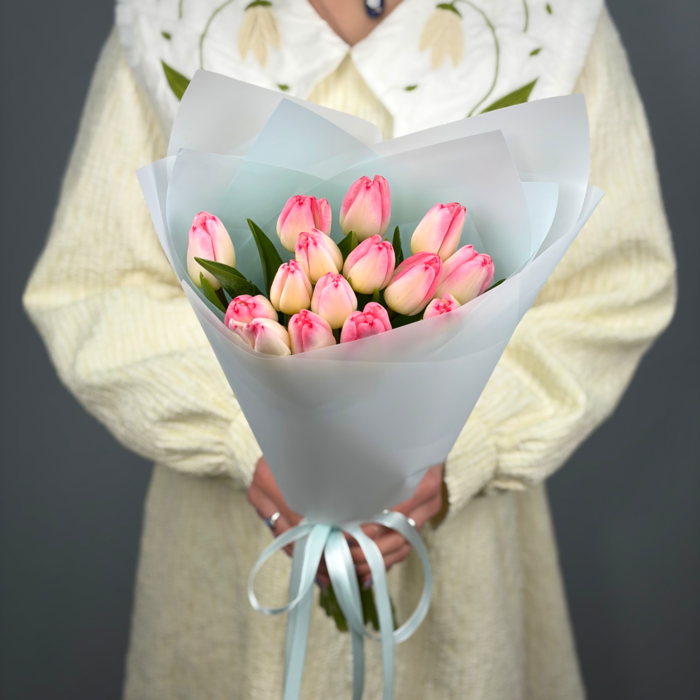 Букет из 15 розовых тюльпанов в стильной упаковке. «365 Поводов» - живые цветы с доставкой