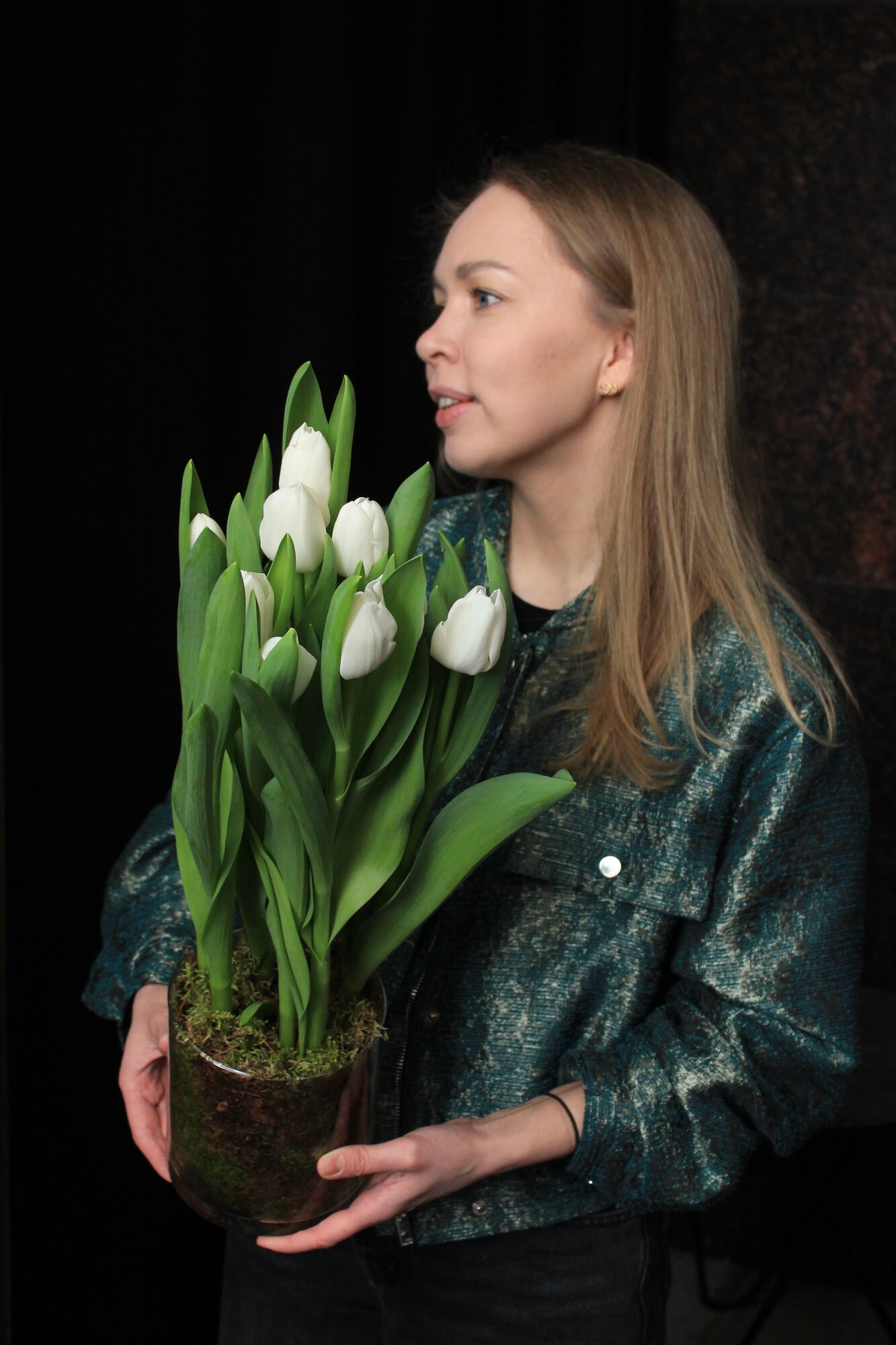 Композиция из живых тюльпанов с луковицами от студии клумба. москва