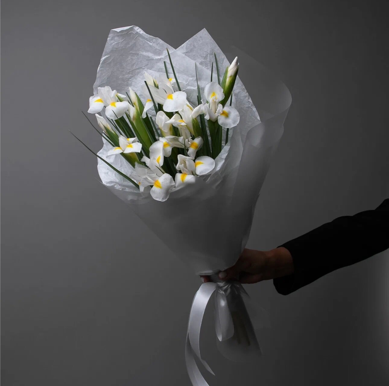 Букет из 15 очаровательных белых ирисов