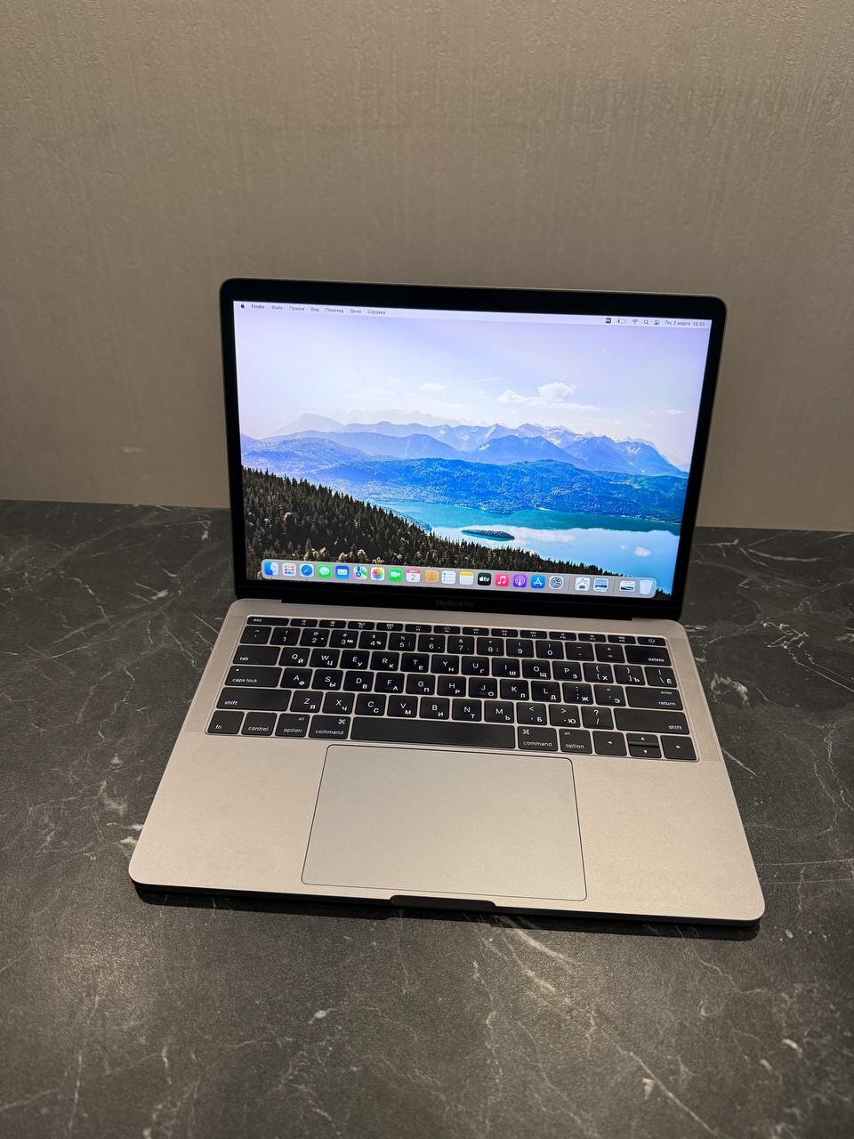 Ноутбук MacBook Pro 13 2016 (два порта Thunderbolt 3), Intel Core i5 2.0 ГГц, 8/256 ГБ 1866 МГц, Intel Iris Graphics 540