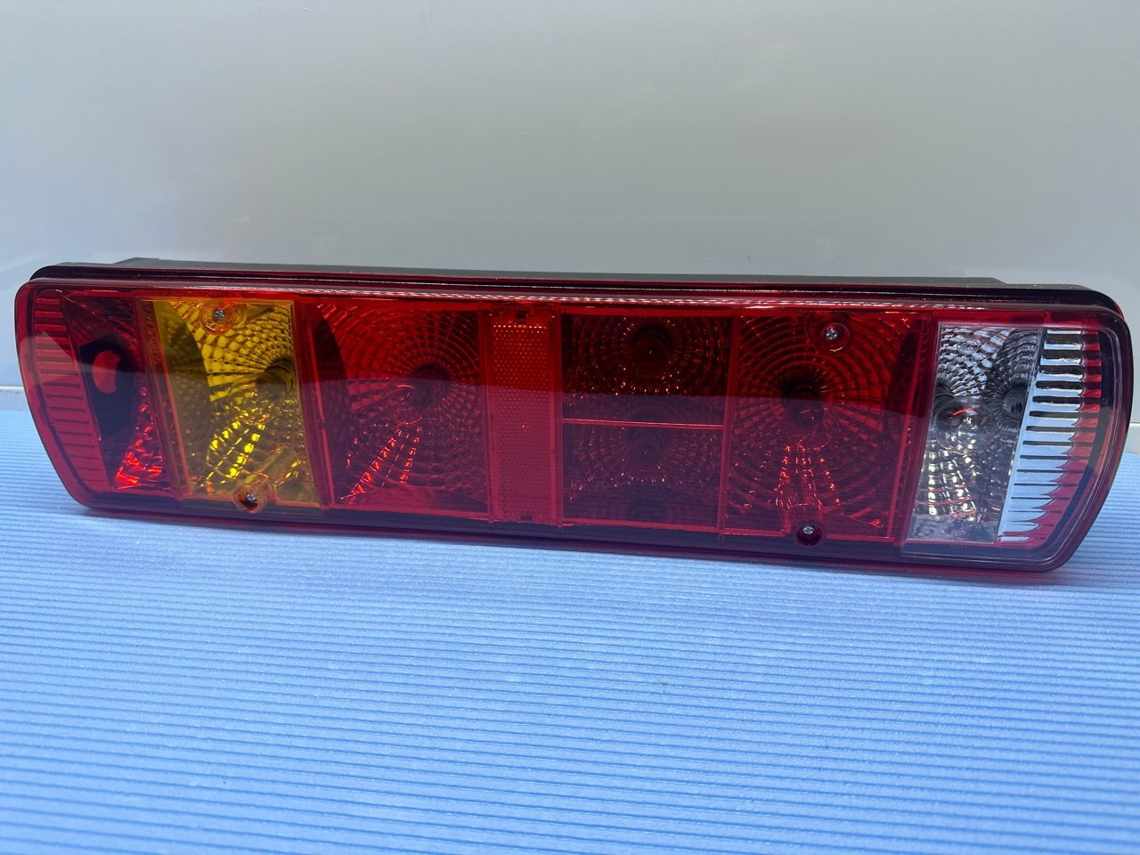 Фонарь задний левый SITRAK HOWO T5G (ситрак хово) с подсветкой номера квадратные формы
