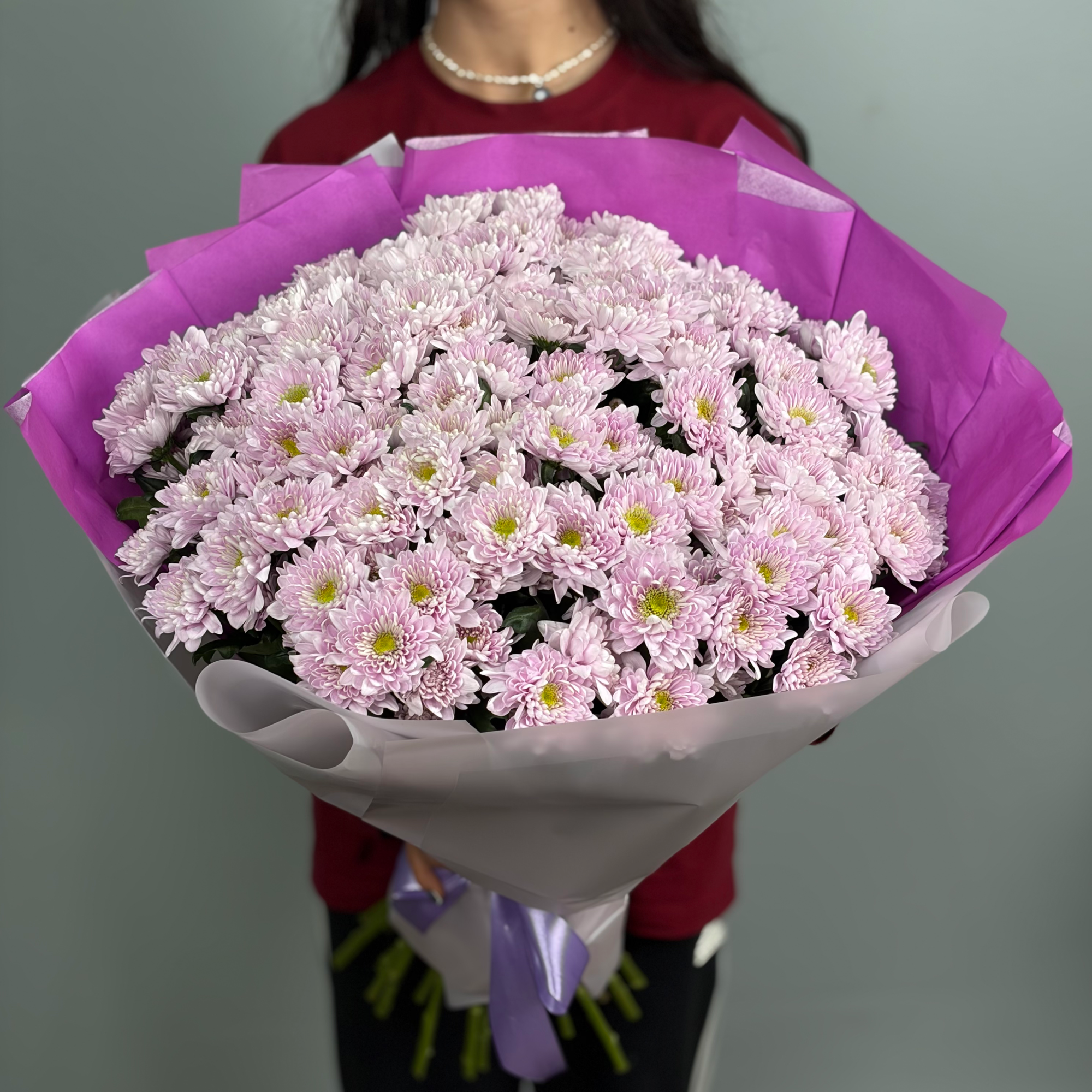 Букет из 25 сиреневых кустовых хризантем в стильной упаковке. «365 Поводов» - живые цветы с доставкой