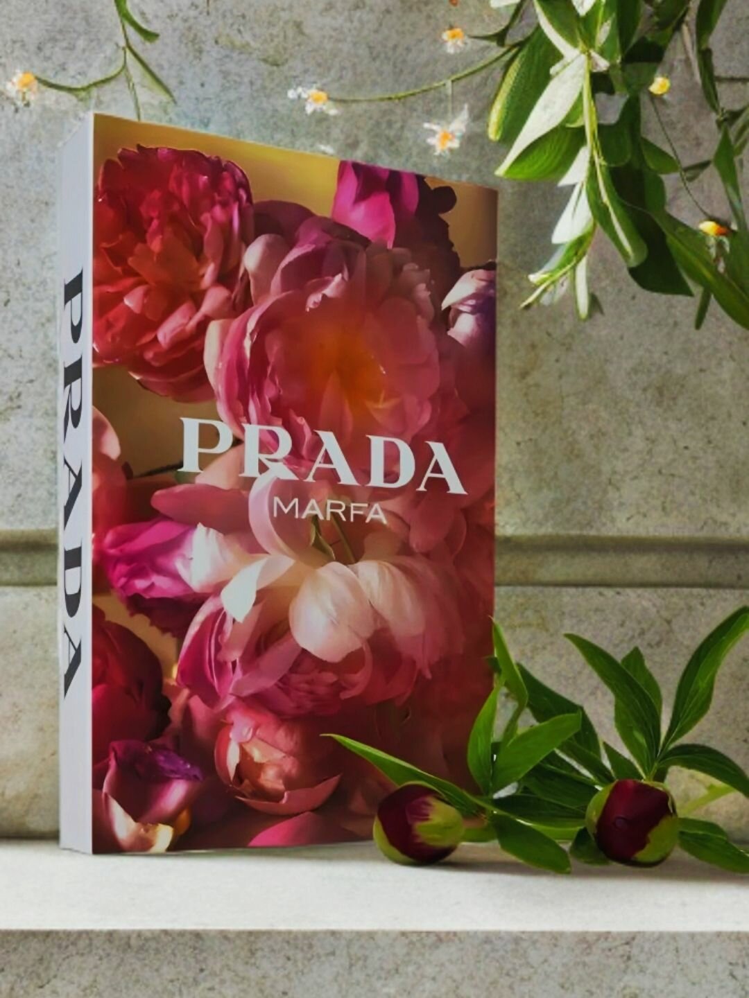 Муляж книги для интерьера, книга декоративная / журнал Vogue