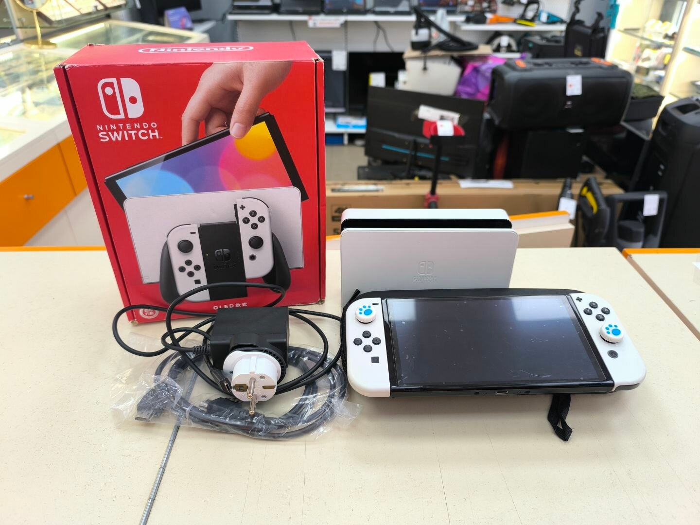 Игровая приставка Nintendo Switch OLED 64 ГБ, без игр, белый Б/У уценка