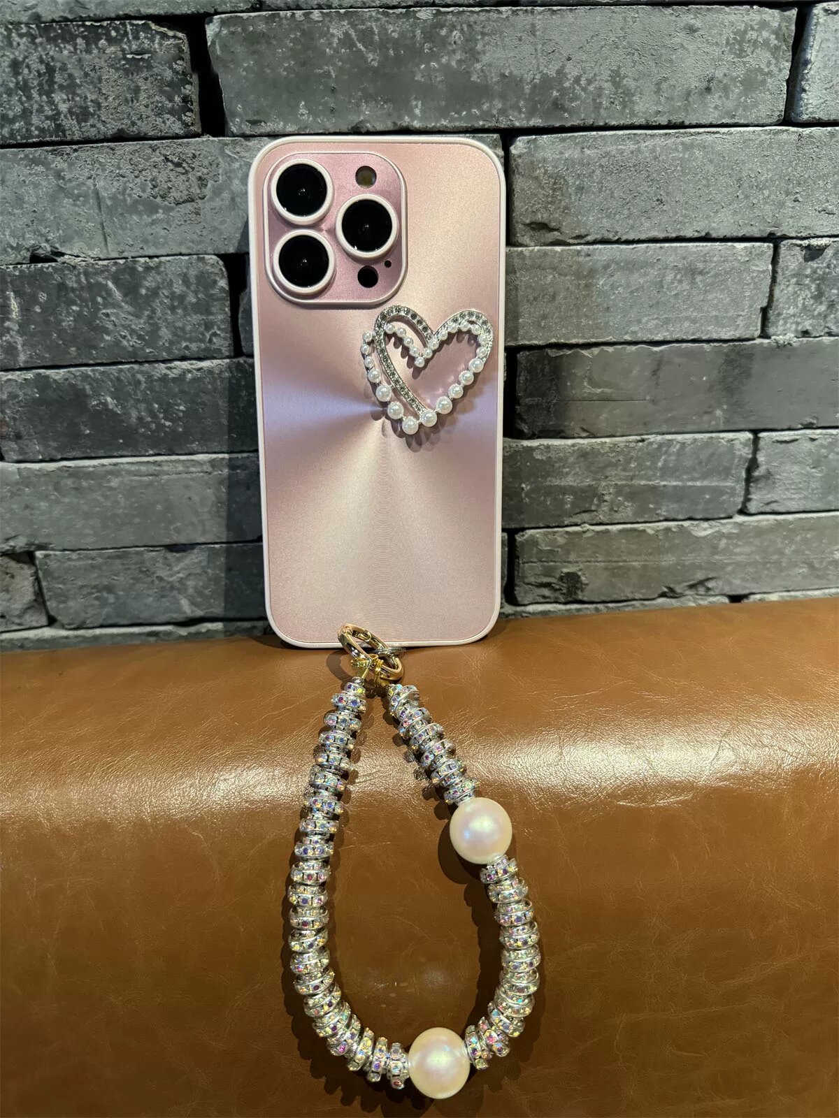 Чехол полной защиты для Huawei P40 с ремешком в оттенке аурура розовый, сердечным аксессуаром и двойным бисером