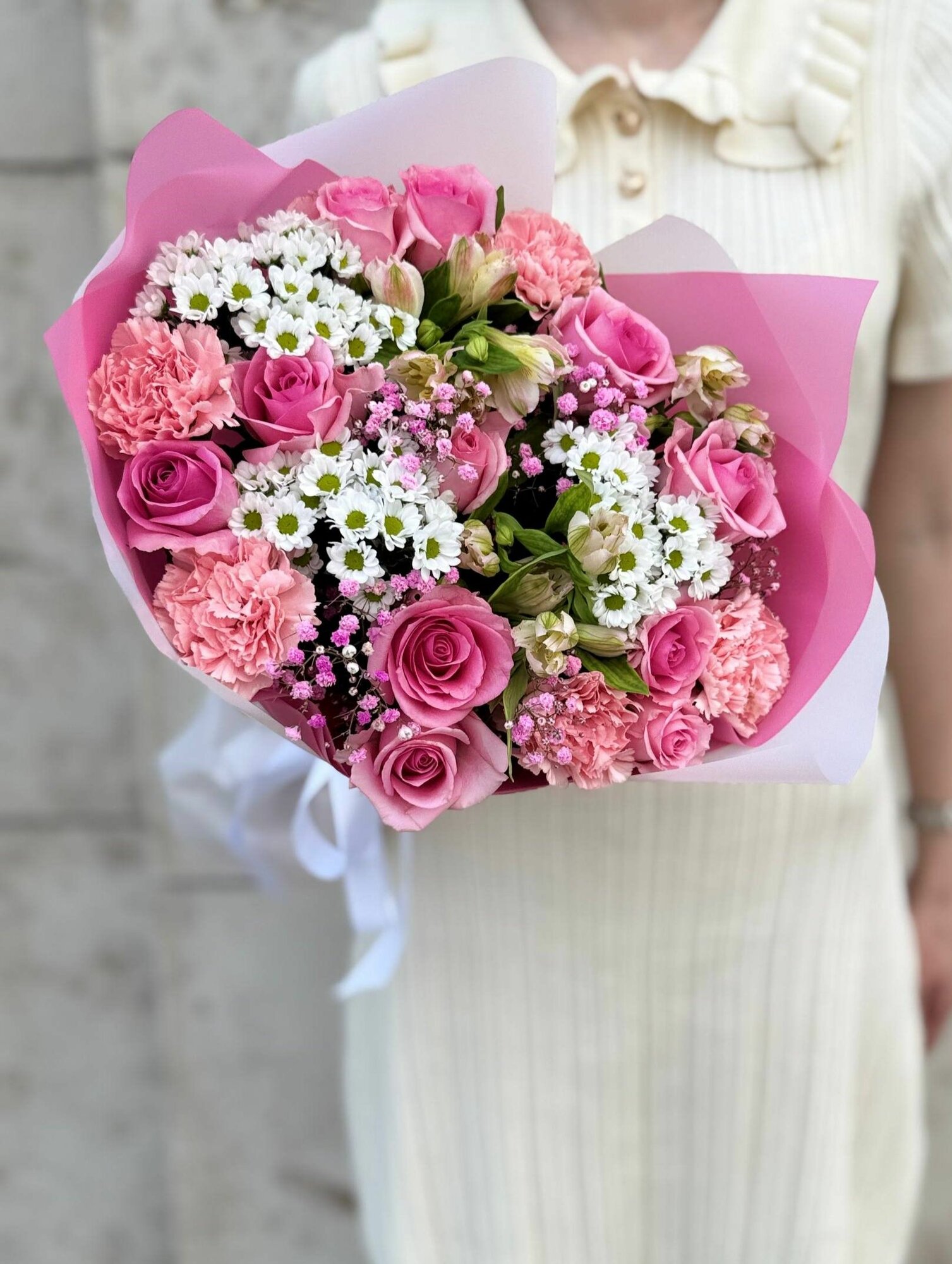 Букет цветов / Decoriflora / Роза, Гвоздика, Сантини / цвет Розовый, белый / Микс из 23 шт — фото 1
