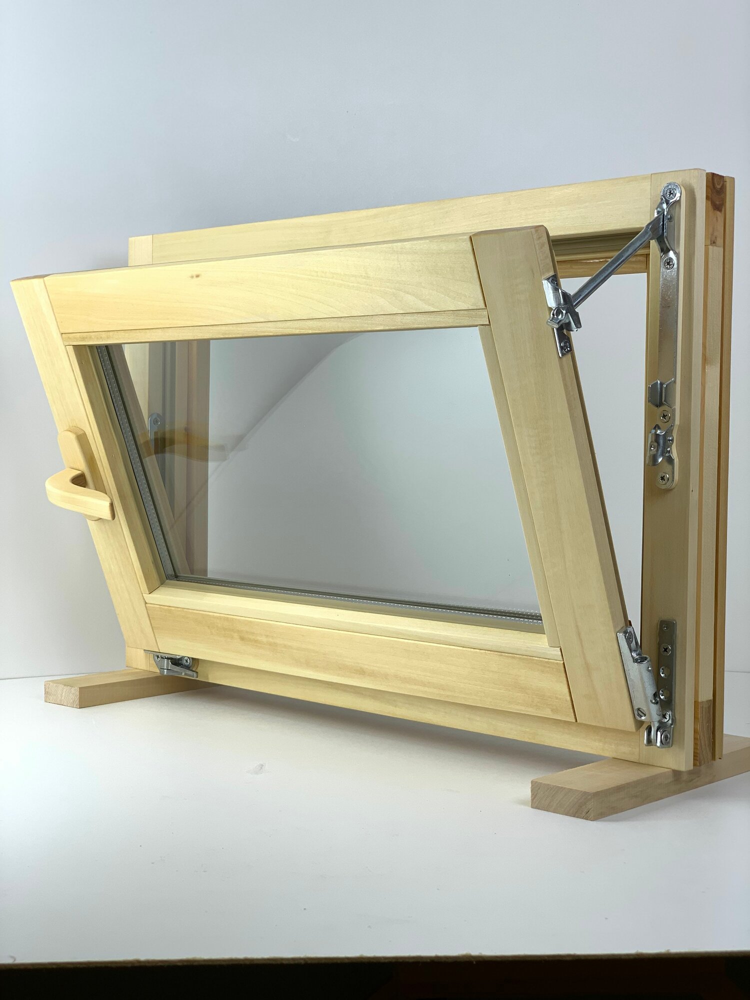 Окно банное 400*600 из липы и лиственницы со стеклопакетом.