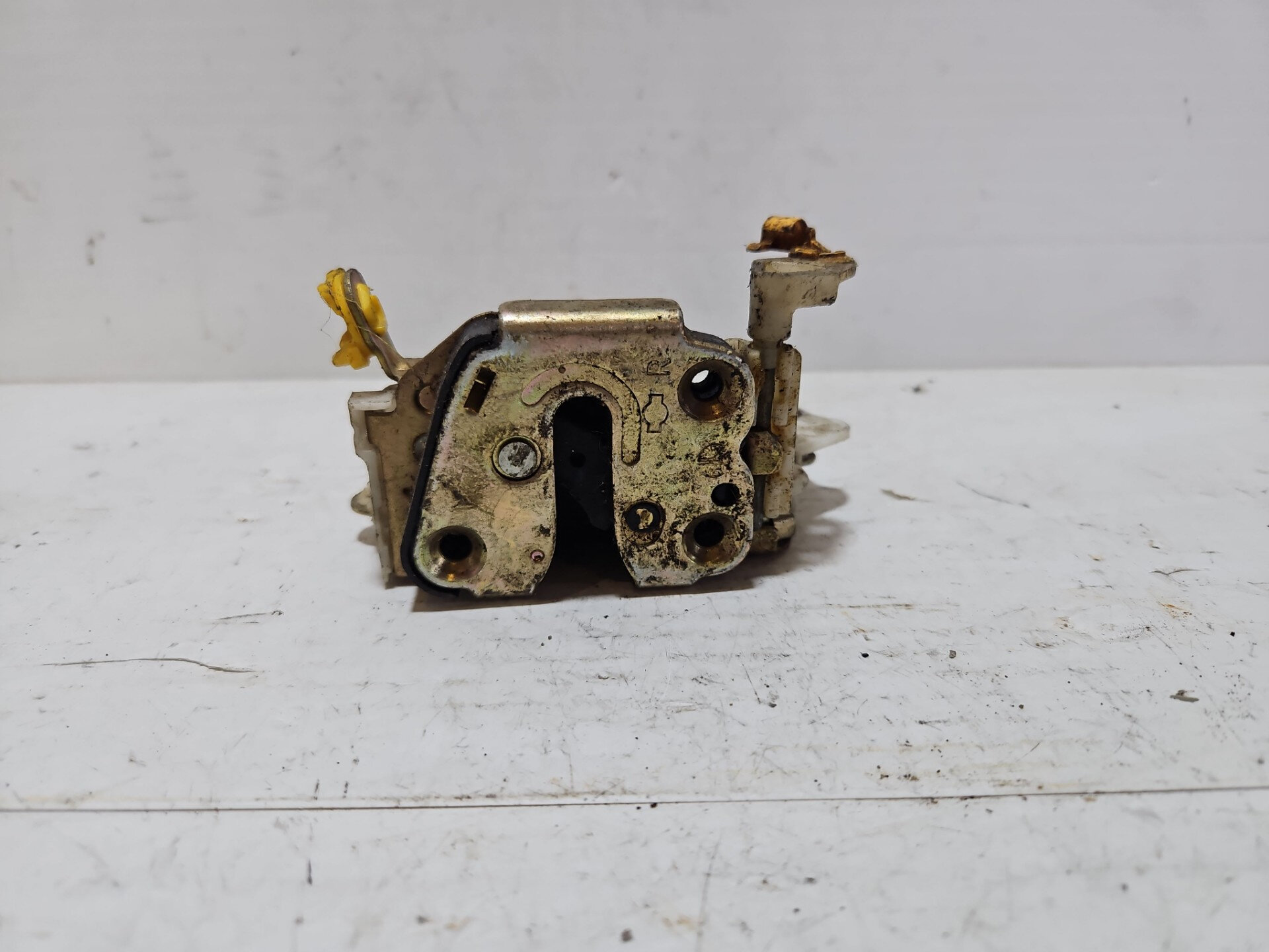 Замок двери передней правой Nissan Micra K11 (1992 - 2000) 805004F165