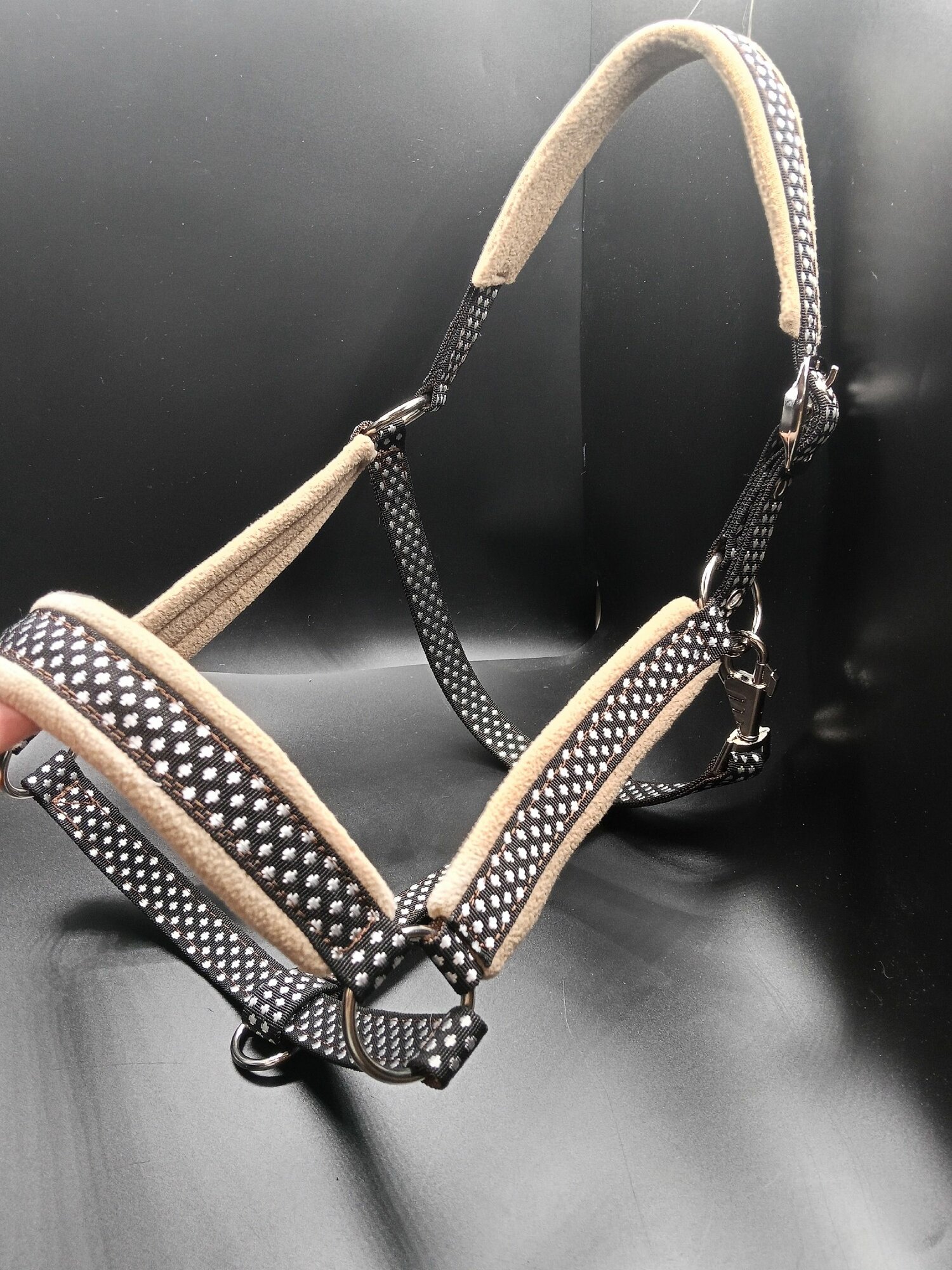 Недоуздок черный на бежевом флисе. Full