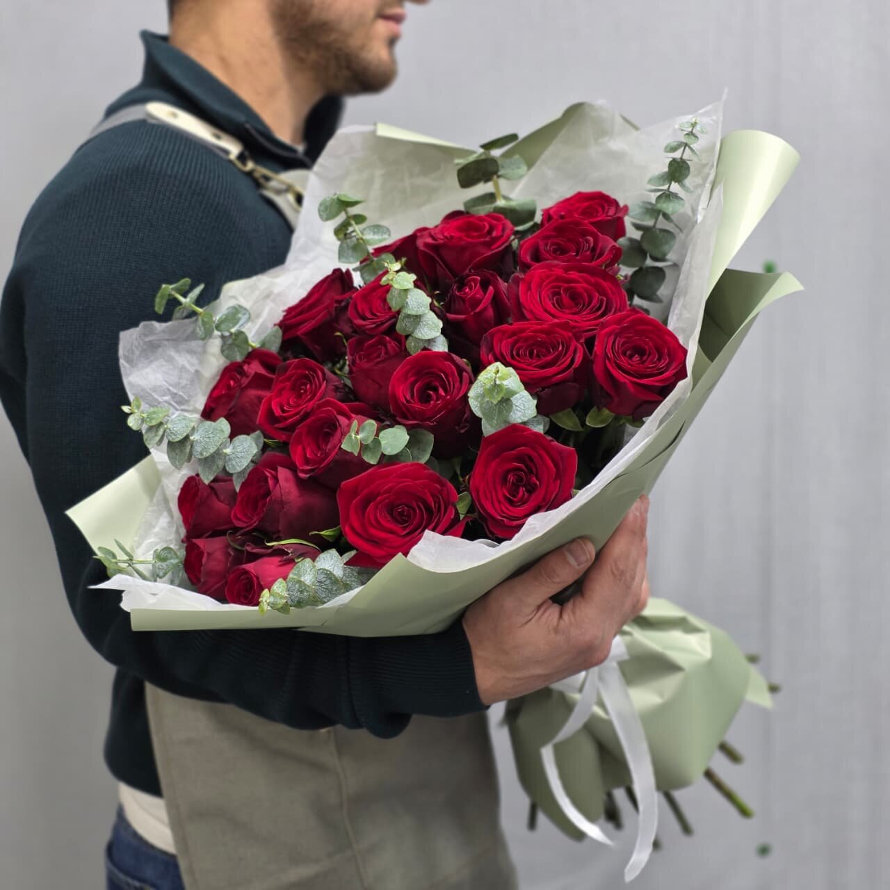 Букет "Ред Наоми", розы, бордовые, 21 цветок, дизайнерская упаковка, бумага тишью