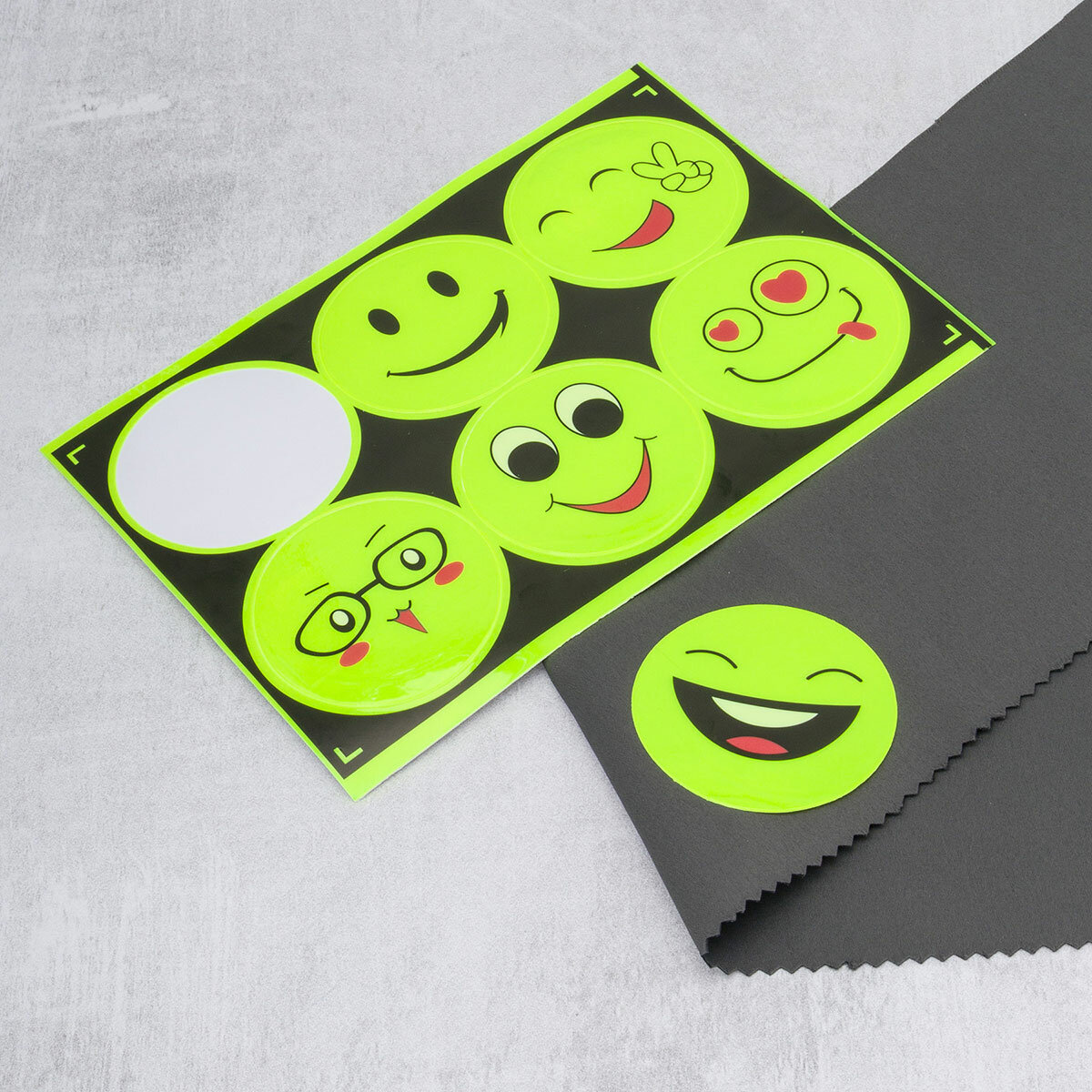 Светоотражающая наклейка на одежду, смайлы 6,5 см, цвет салатовый