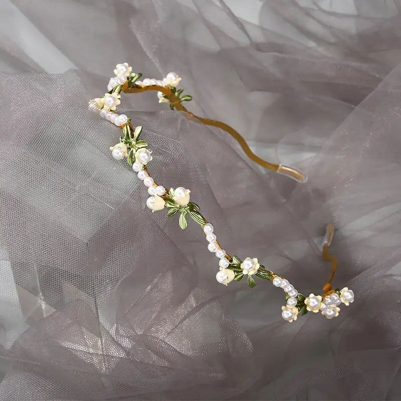 Ободок женский для волос с жемчугом в виде цветочков бело-зеленый