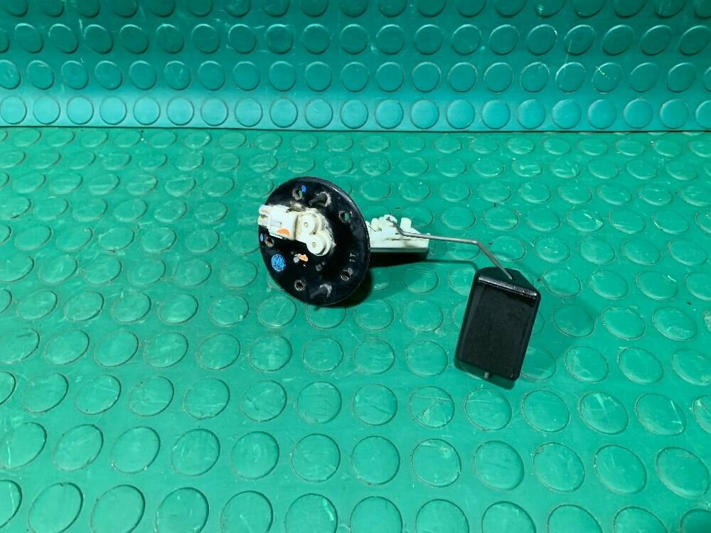 Датчик уровня топлива в баке Toyota RAV4 IV рестайлинг (2015—2019) 8332049215