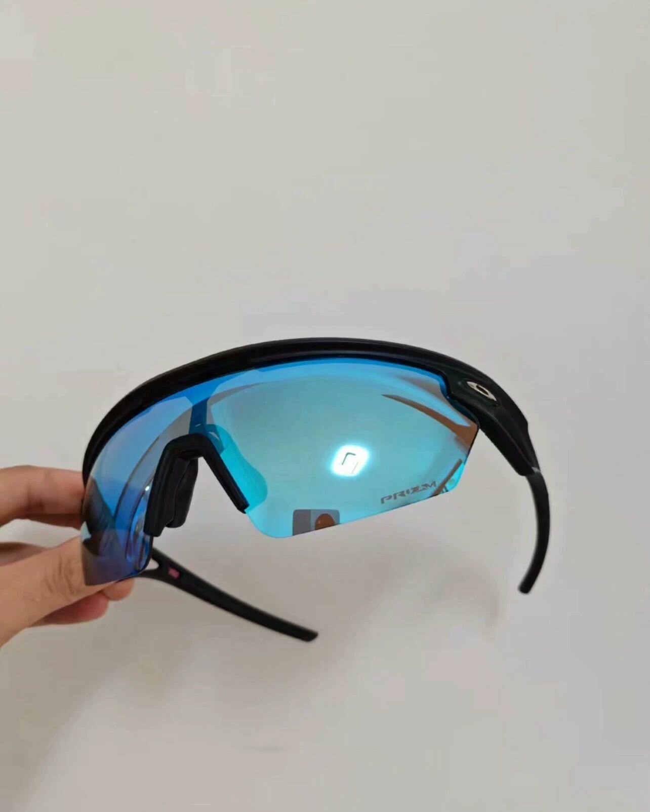 Велосипедные очки Oakley Sphaera 9403 для занятий спортом на открытом воздухе и катания на лыжах.