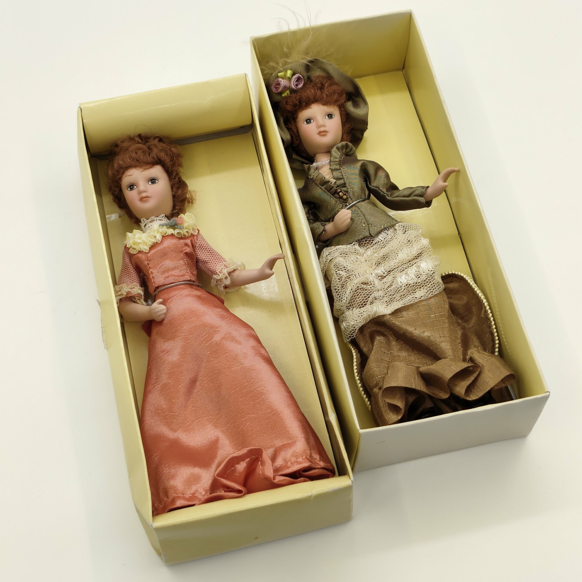 Пара коллекционных кукол "Джейн Эйр" (Шарлотта Бронте "Джейн Эйр") и "Кэтрин Слопер" (Генри Джеймс "Вашингтонская площадь")