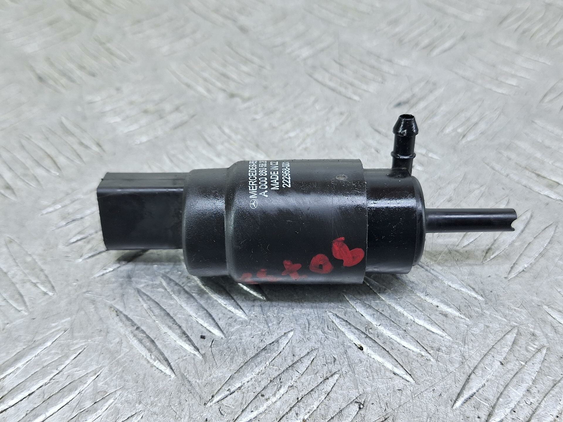 Насос (моторчик) омывателя стекла Mercedes-Benz Sprinter W906 (2006 - 2014) A0008605826