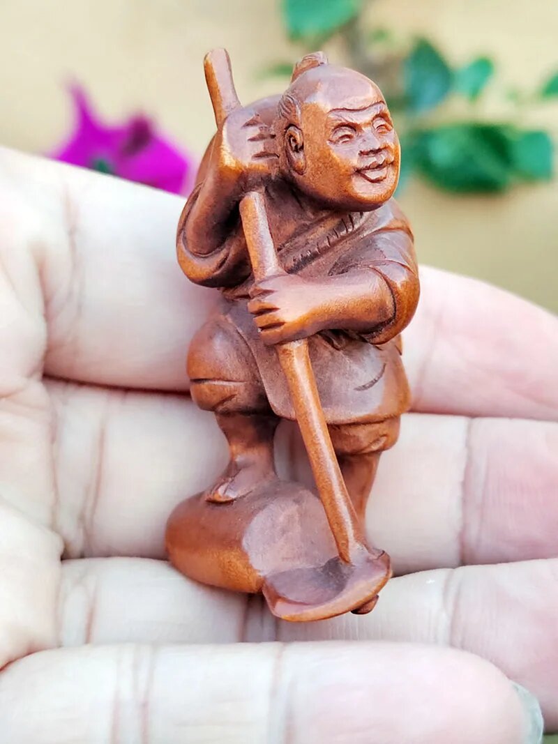 Статуэтка из самшита фермер с мотыгой