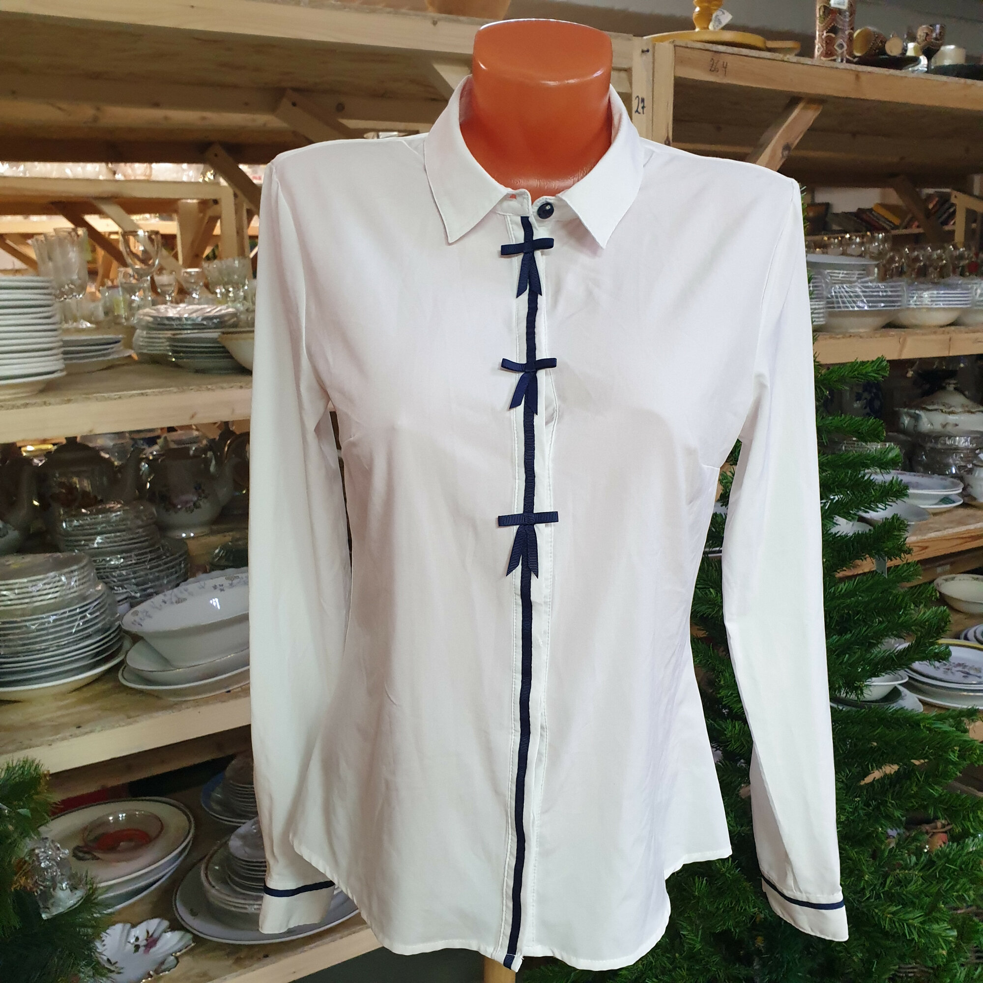 Винтажная классическая блузка с бантиками, длина 53 см, полуобхват груди 47 см.