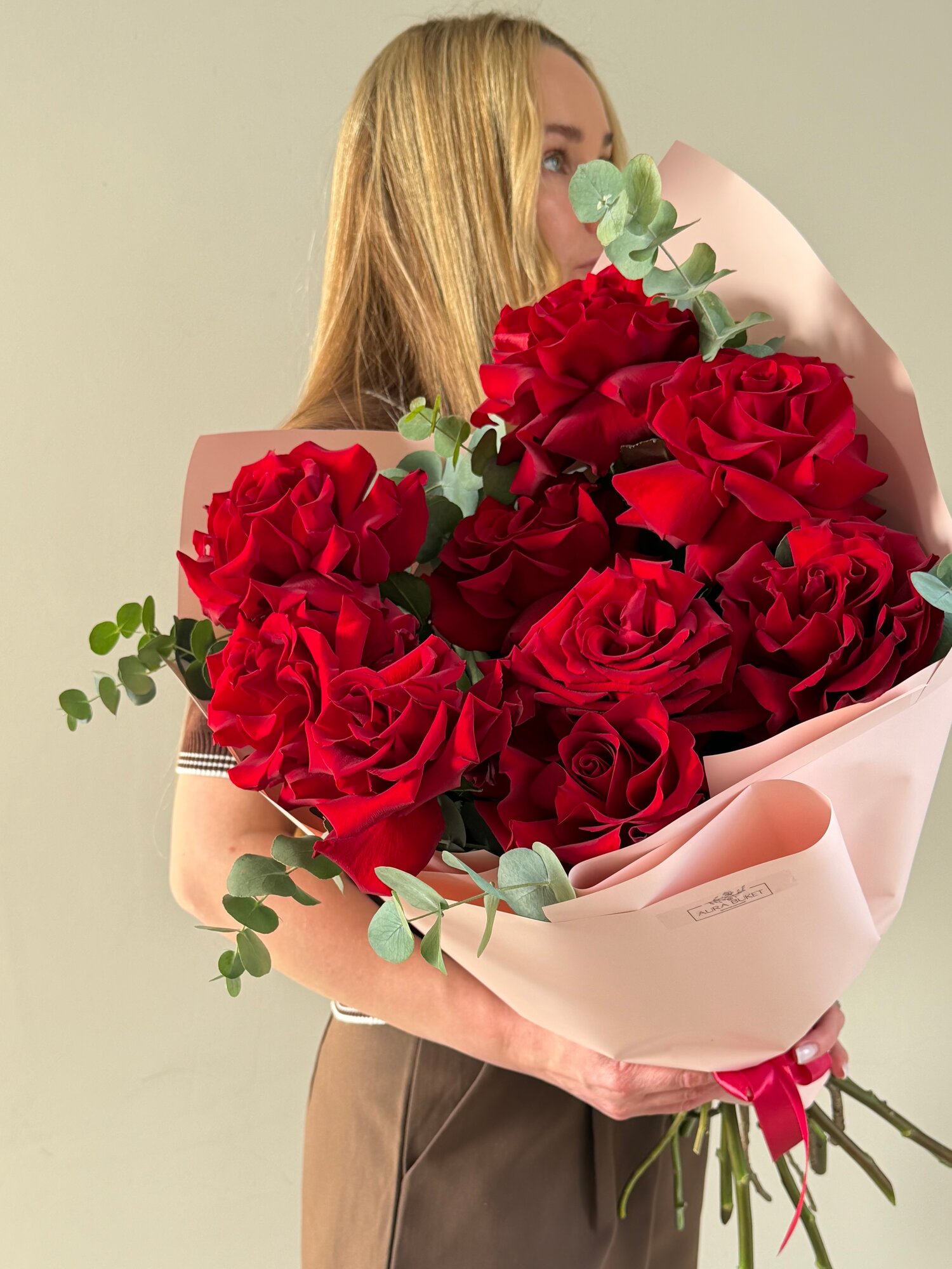 Монобукет AURA BUKET "Красные французские розы", 9 роз, 60см, оформление, аквабокс, пленка, под ленту