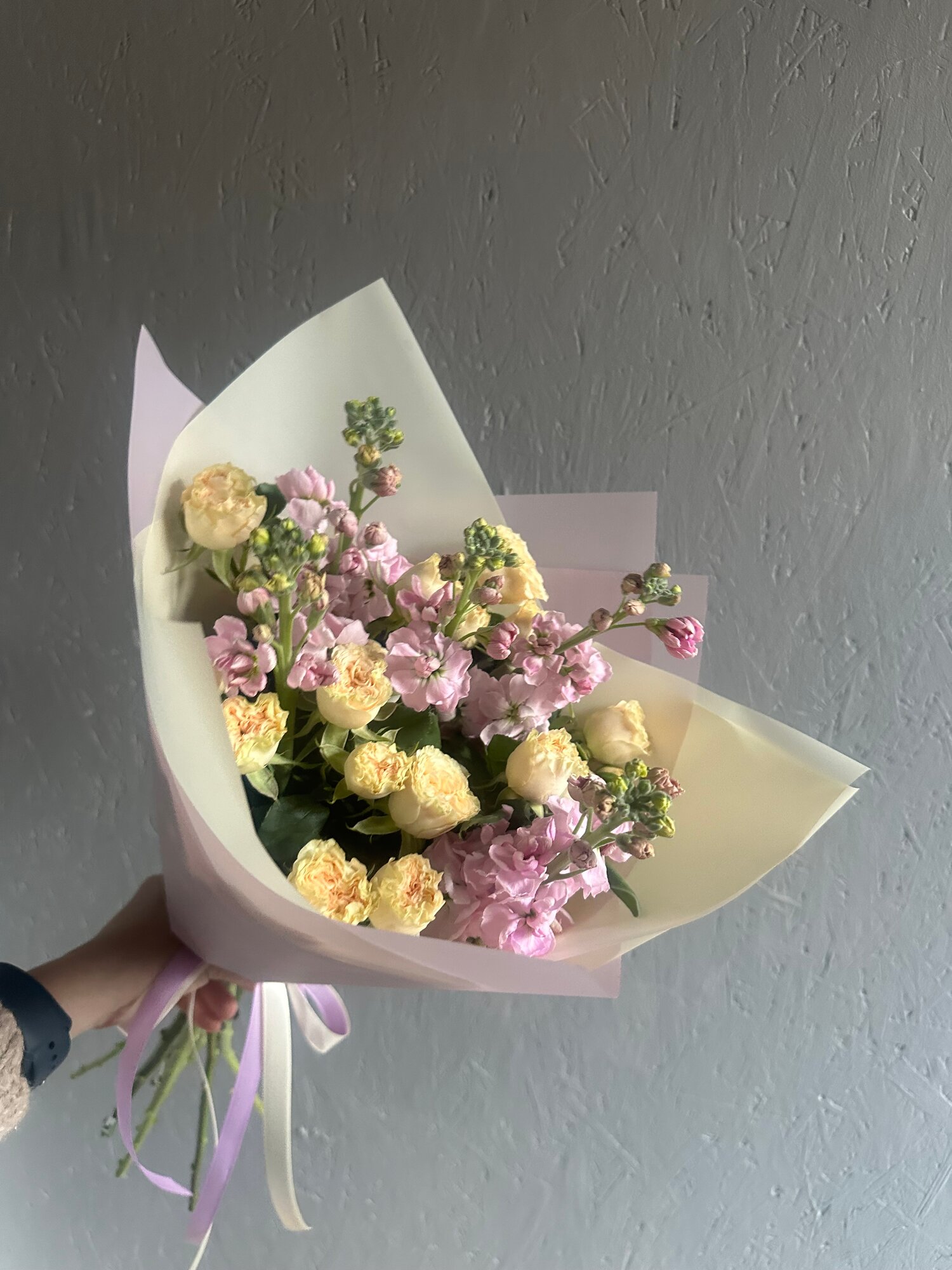 Яркий букет из кустовых пионовидных роз сорта Саммер Роуз и ароматной маттиолы