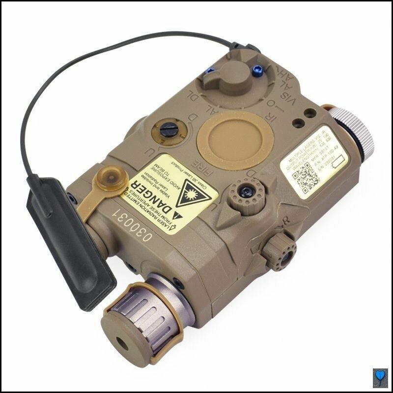 Эксклюзивный тактический фонарь PEQ15 с лазерным целеуказателем и ИК линзой в батарейном корпусе