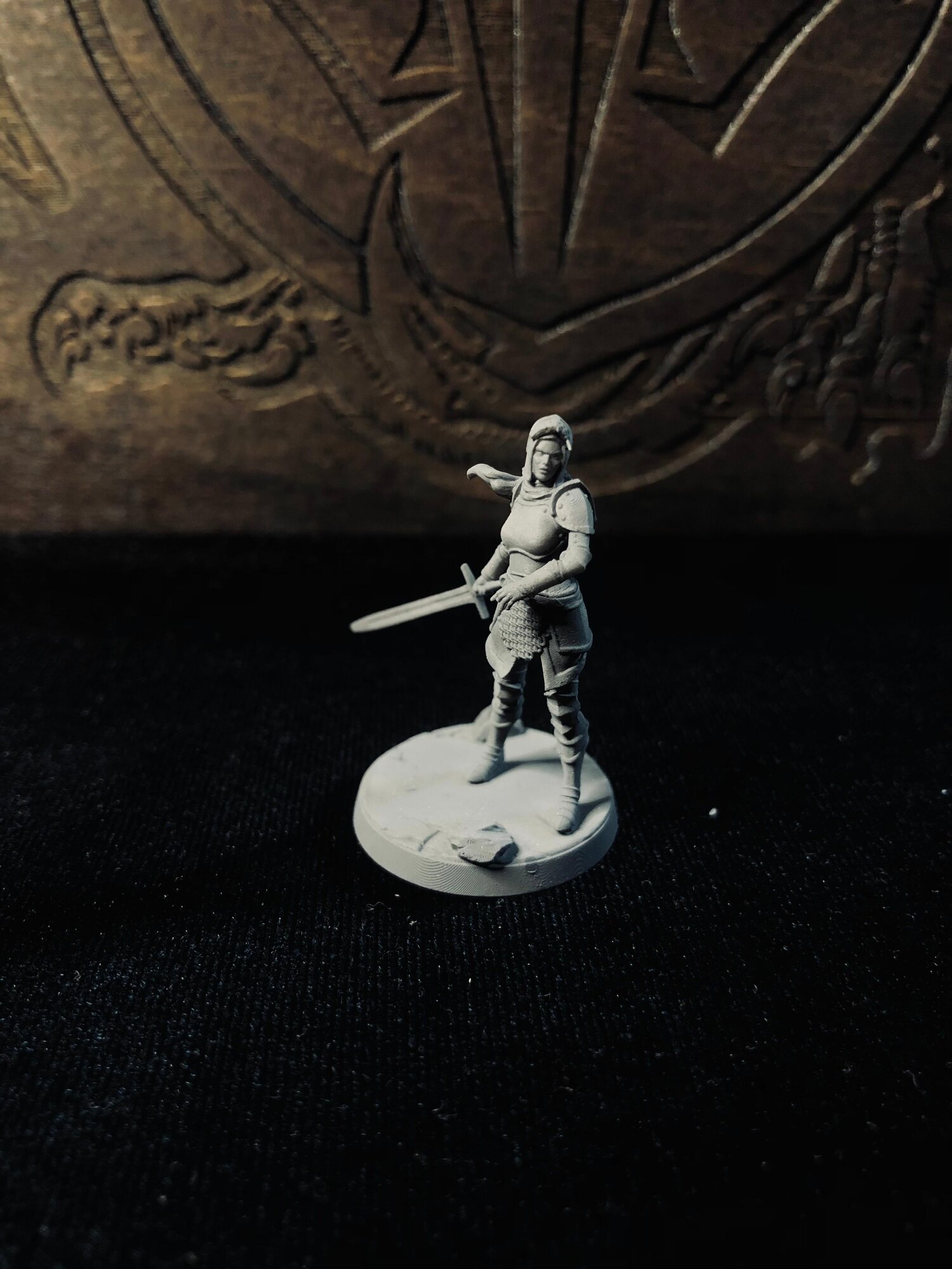 Человек - воительница в доспехах - Миниатюра для настольных игр DnD, ДнД, Dungeons & Dragons, Pathfinder.