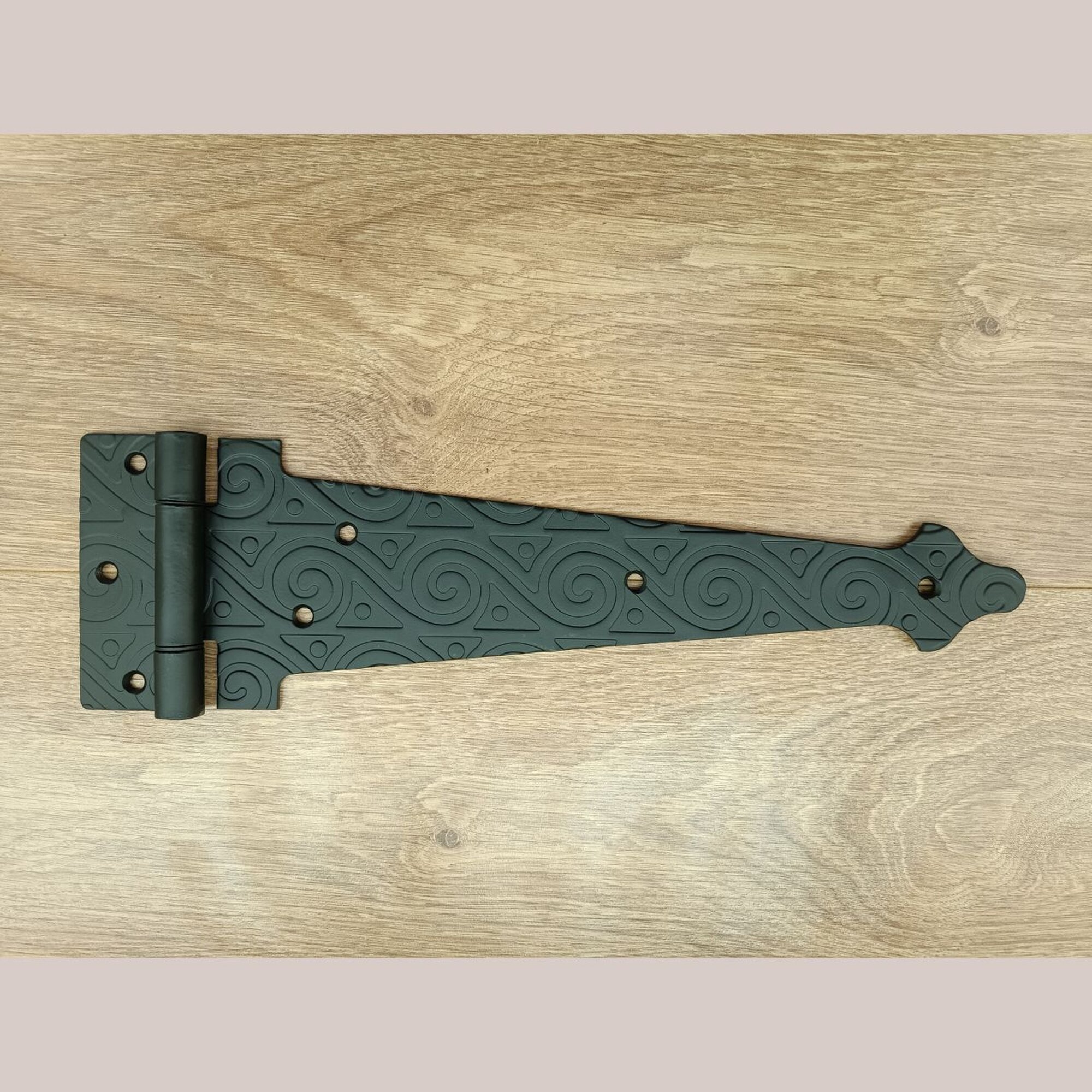 Петля стрела для двери, ворот фигурная ПС-400 мод.3 /кованая/ серия ярославль (черный)