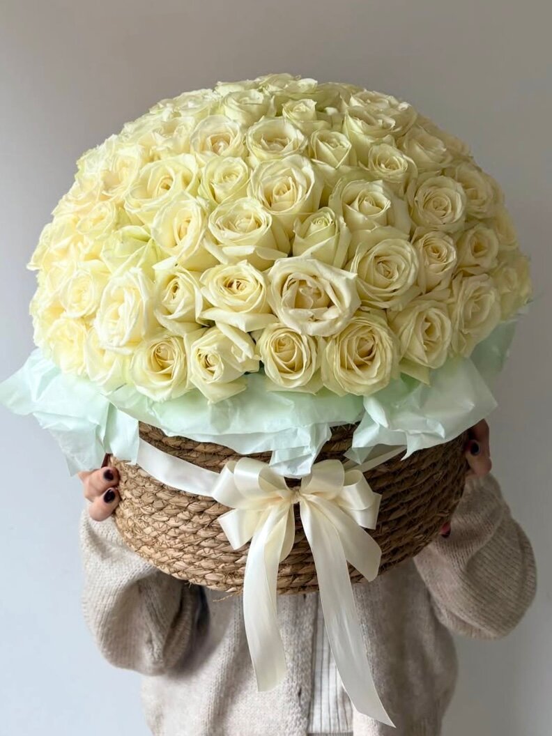 Роскошный букет из 101 белой розы в плетенной корзине, белые розы