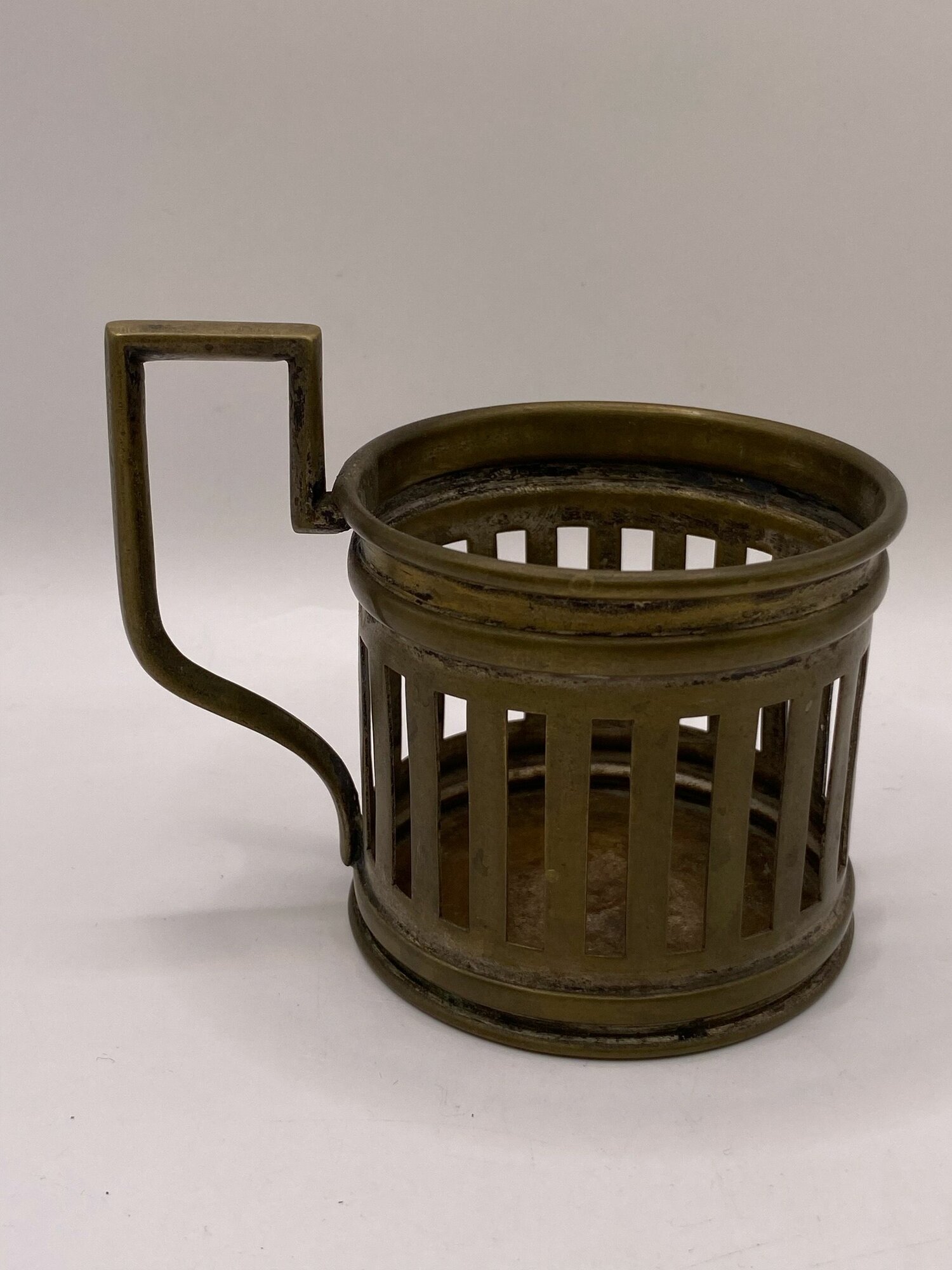 Подстаканник с прорезным бортом. Латунь. SCHIFFERS&Co. GALW. WARSZAWA. Польша до 1917 года.