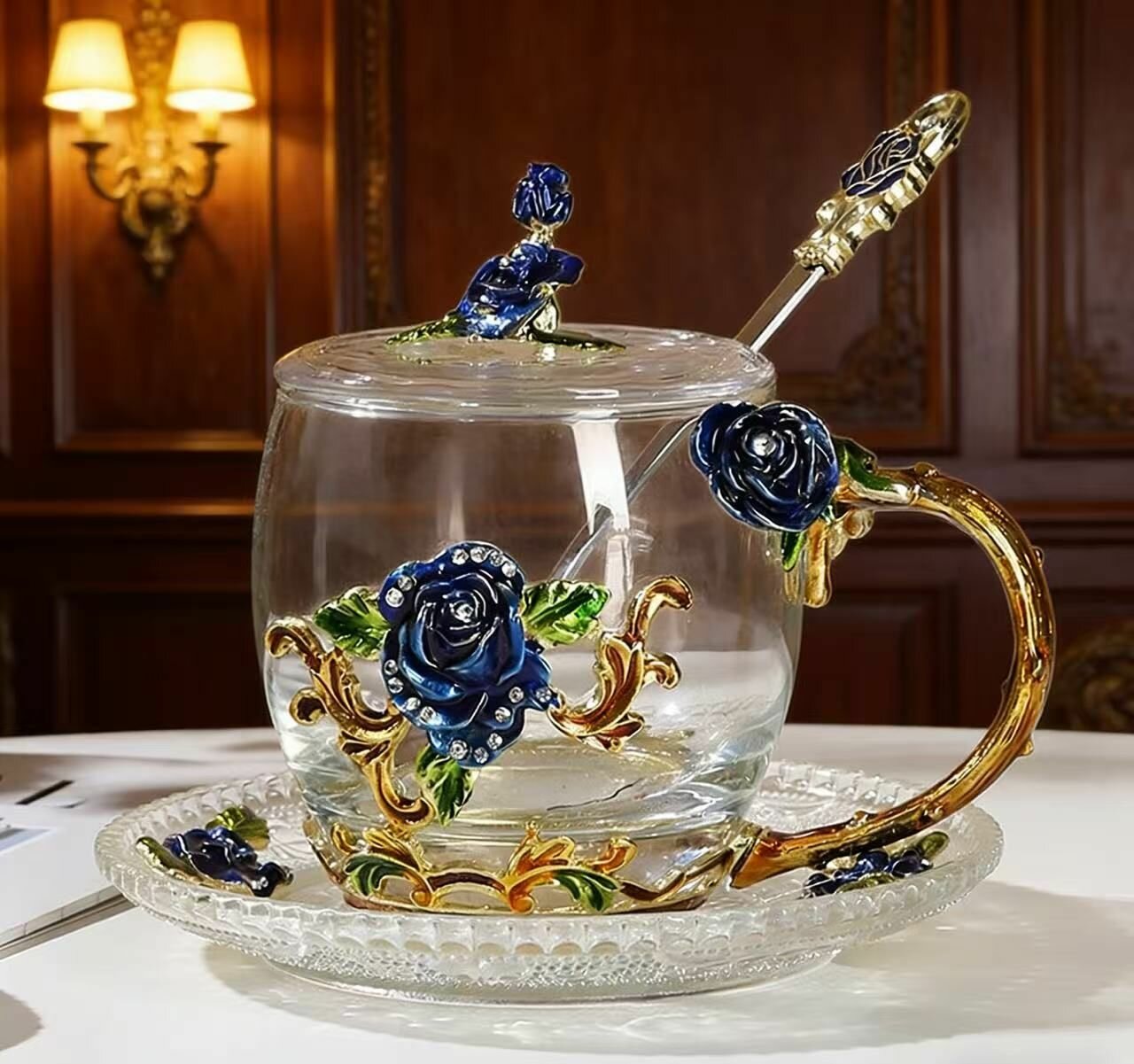 Кофейная чашка с крышкой, тарелка