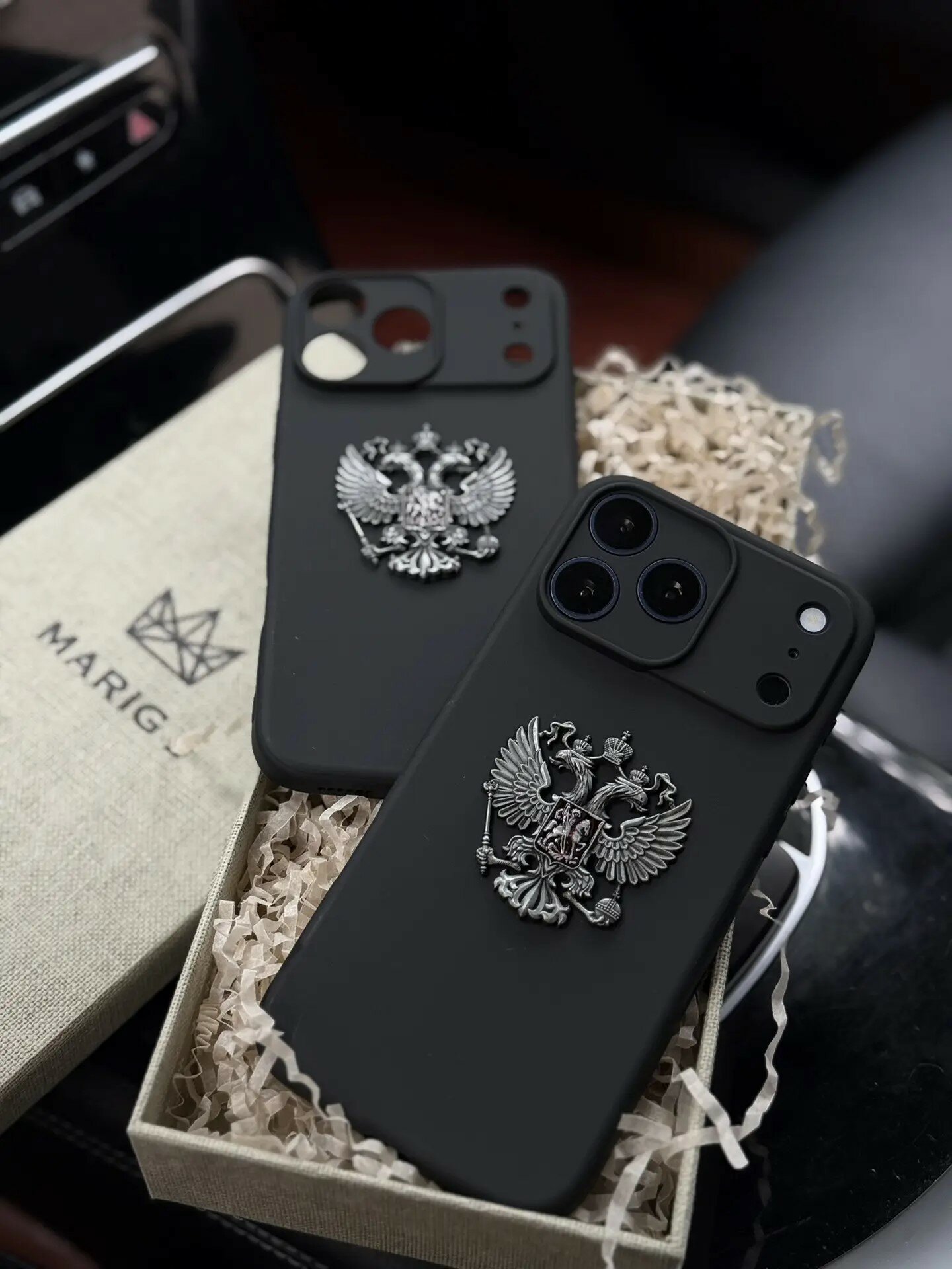 Чехол для iPhone 17 Pro с гербом России премиальный защитный чехол черного цвета с металлическим гербом