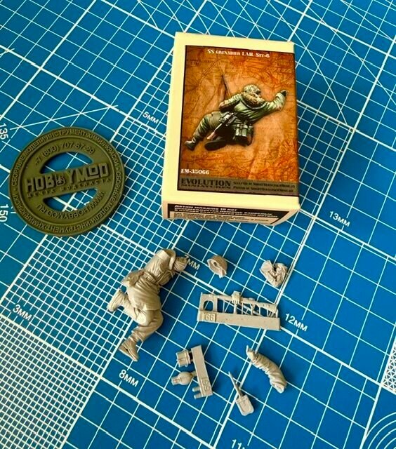 EM-35066 Фигурка для самостоятельной росписи 1:35 SS grenadiers LAH WW2