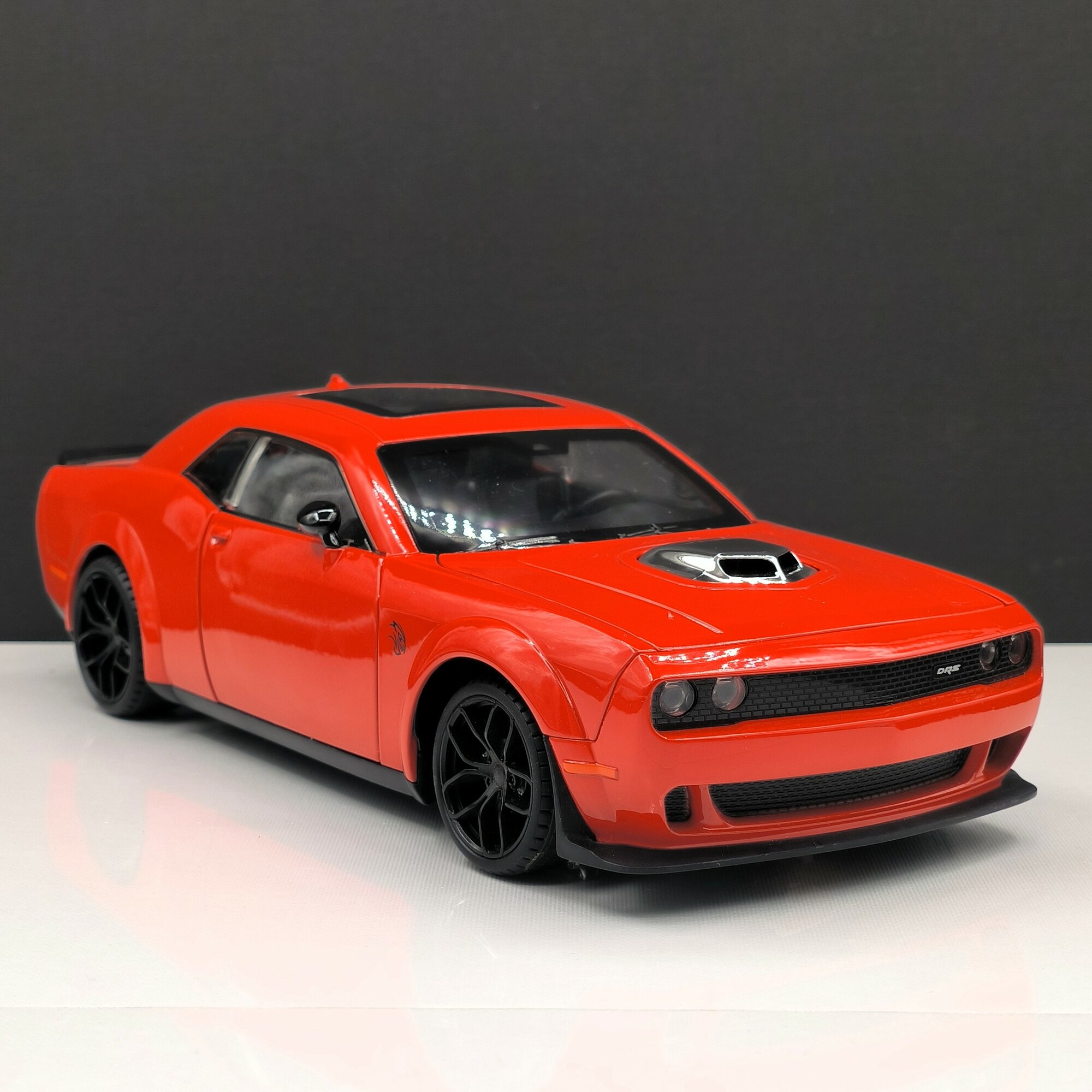 Машинка металлическая Dodge Challenger RT с инерционным механизмом и свето-звуковым сопровождением. Масштаб 1:18 (27см)
