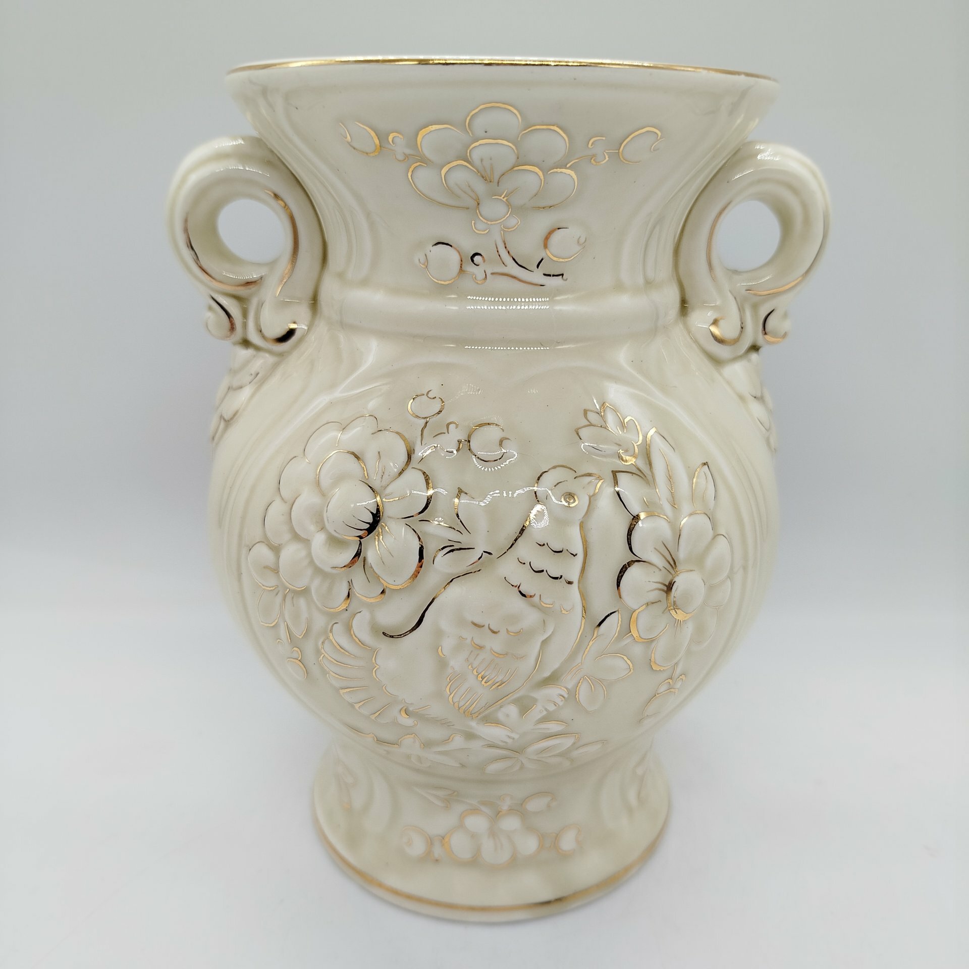 Ваза с изображением куриц и цветов, фаянс, золочение, СССР, 1950-1980 гг.