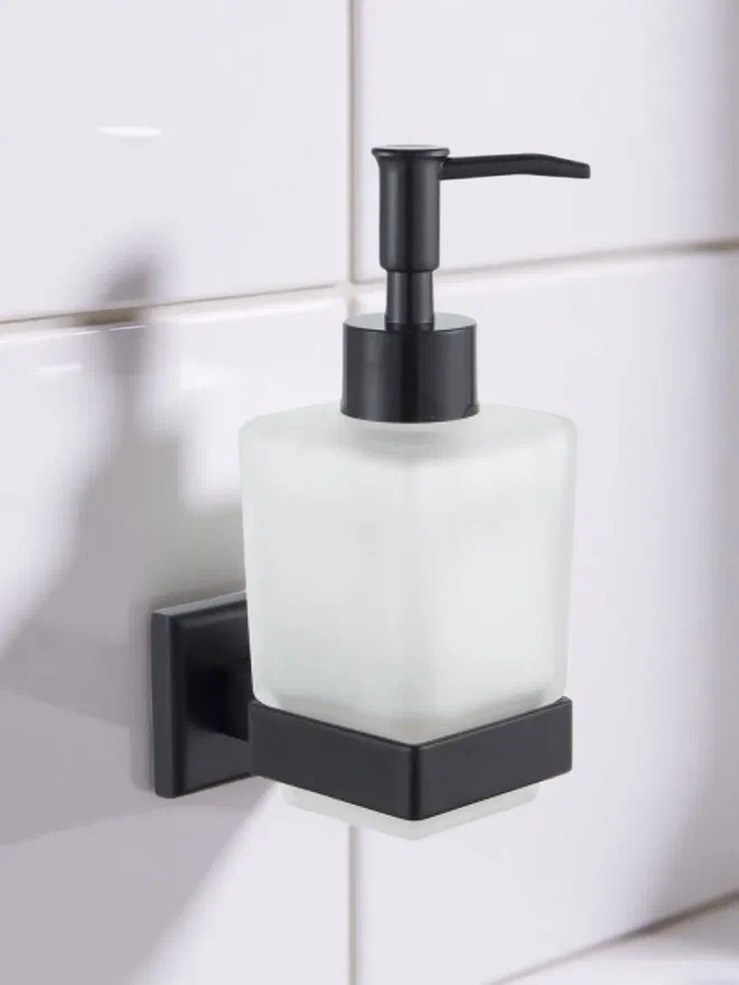 Диспенсер Classic DB008 Quadro Black, крепление к стене, латунь, стекло, чёрный