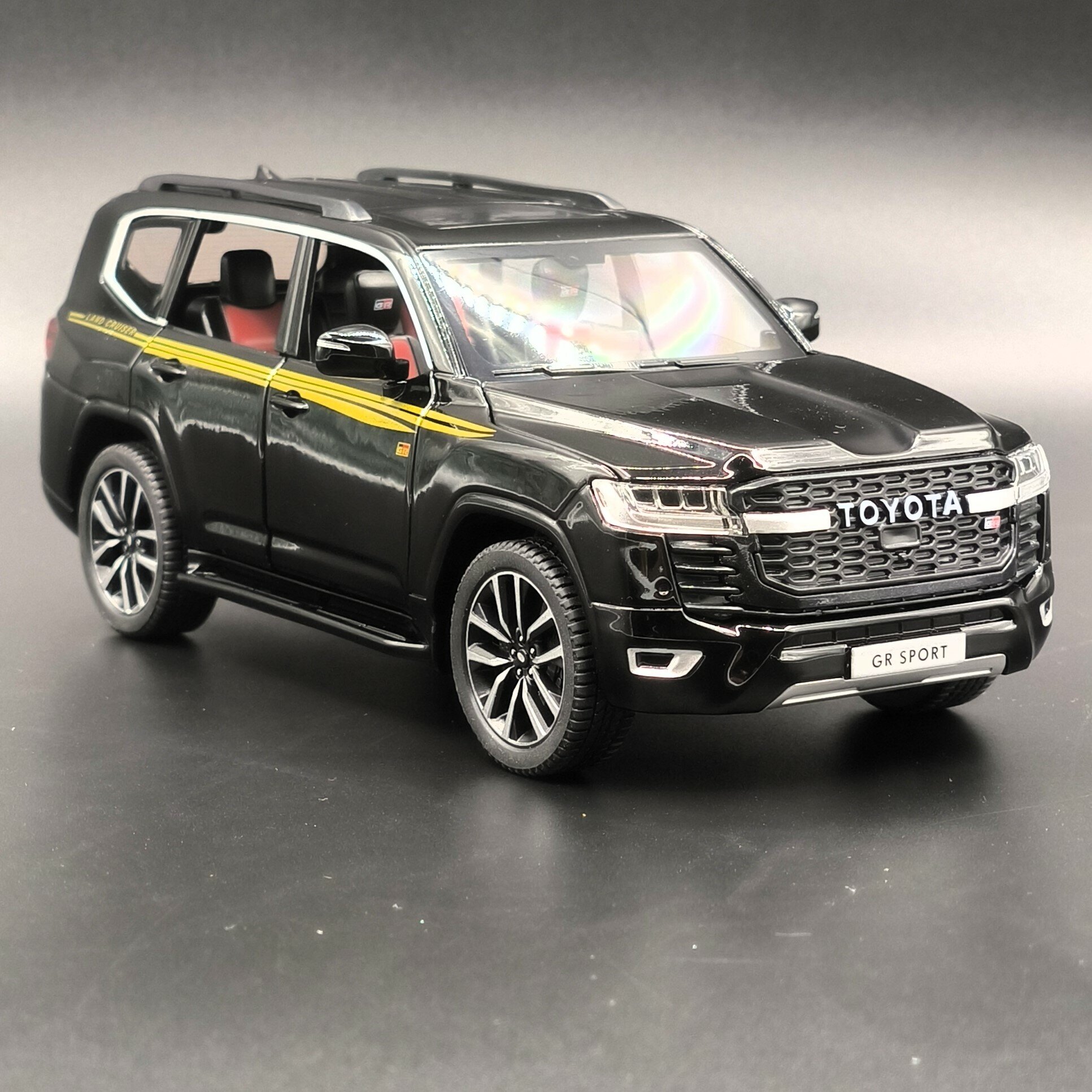 Металлическая модель Toyota Land Cruiser 300 c световым и звуковым сопровождением. Масштаб 1:24