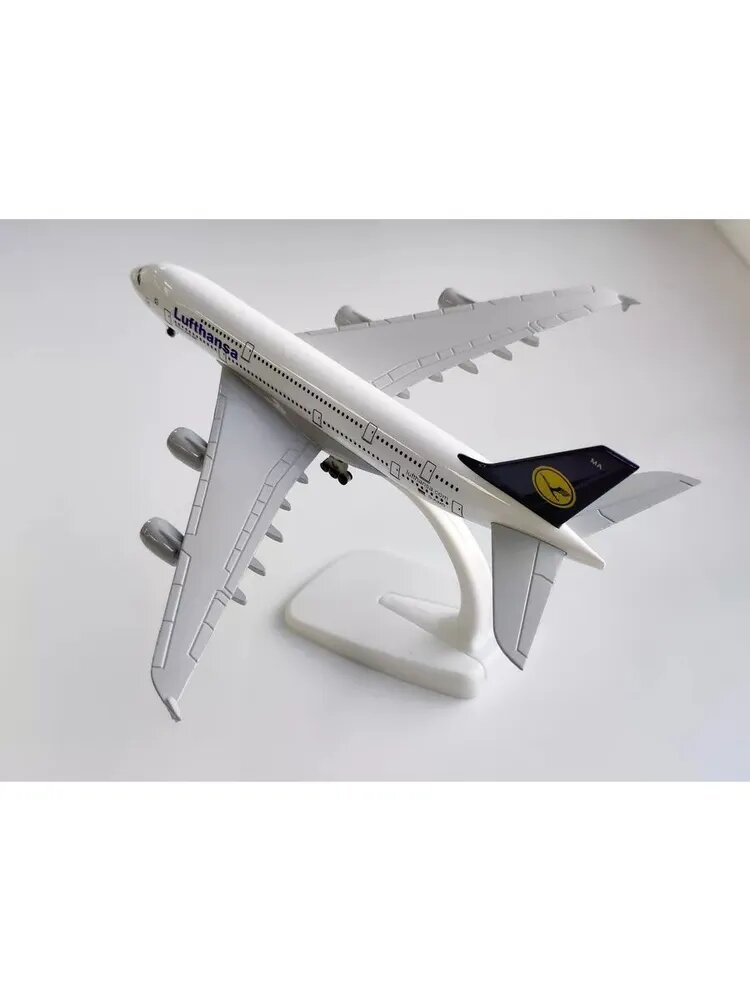 Игрушечная модель самолета Lufthansa Airbus A380 металлическая масштаб 1:200 для коллекции — фото 1