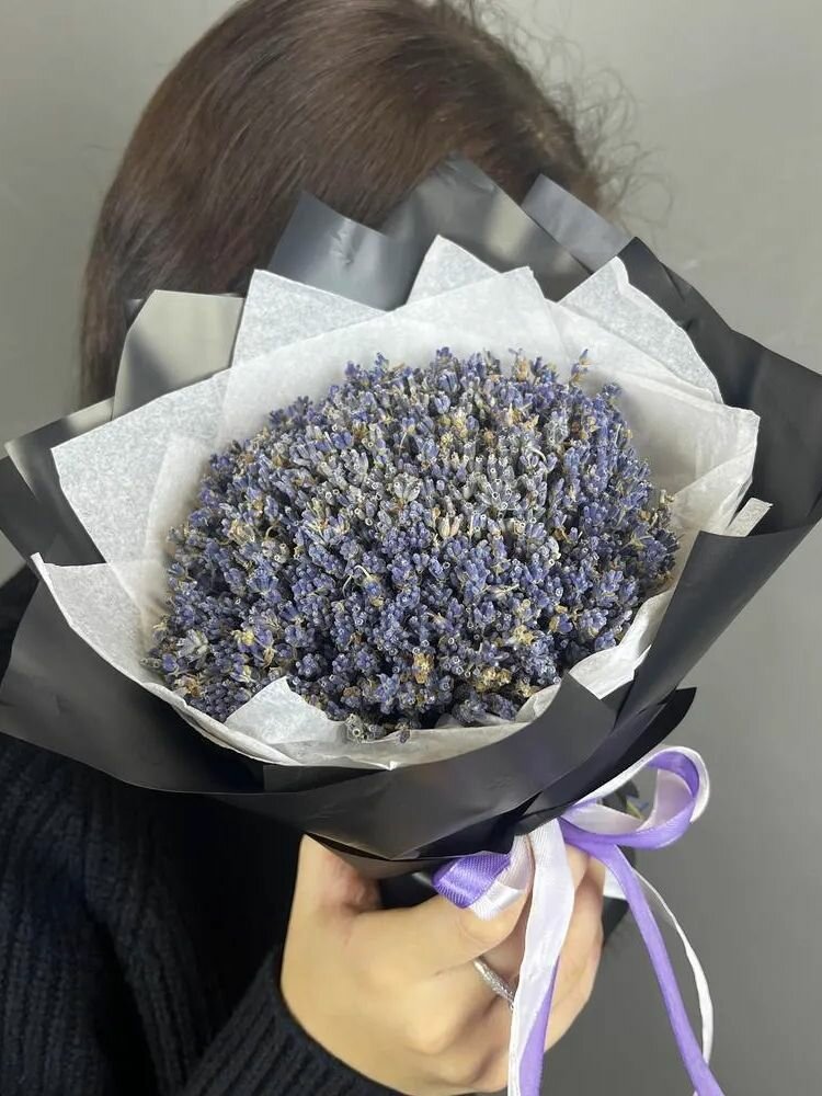Букет из лаванды, в чёрной упаковке, 101 цветок, серебристый