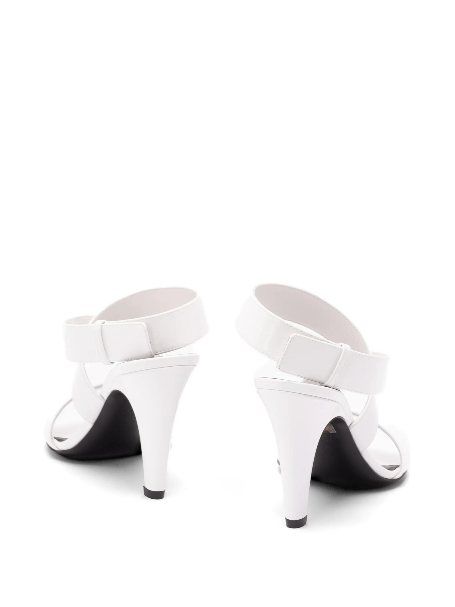 Босоножки Alaia Crossover-strap sandals, размер 36, белый — фото 1